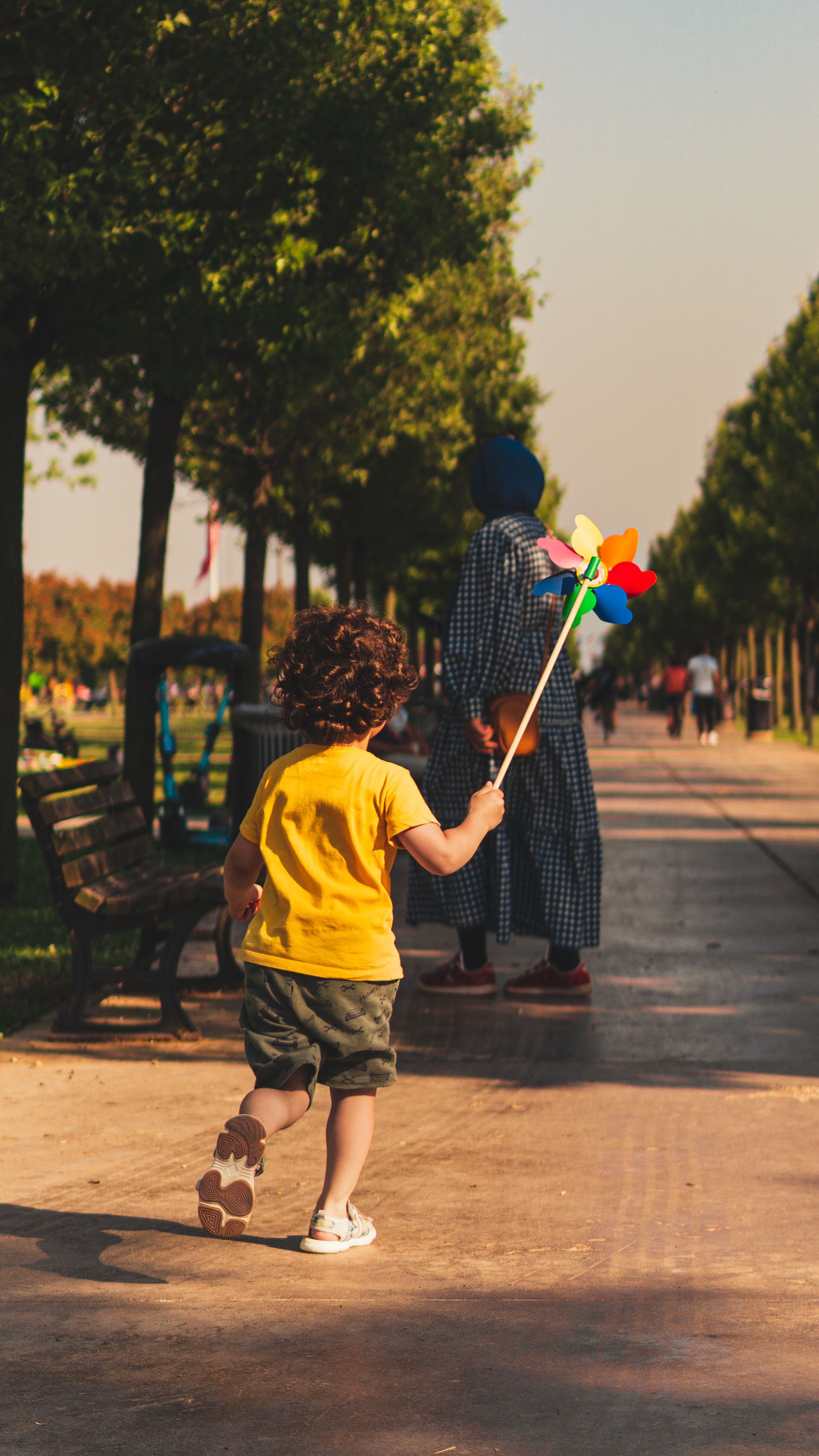 Children Running towards Building Entrance · Free Stock Photo