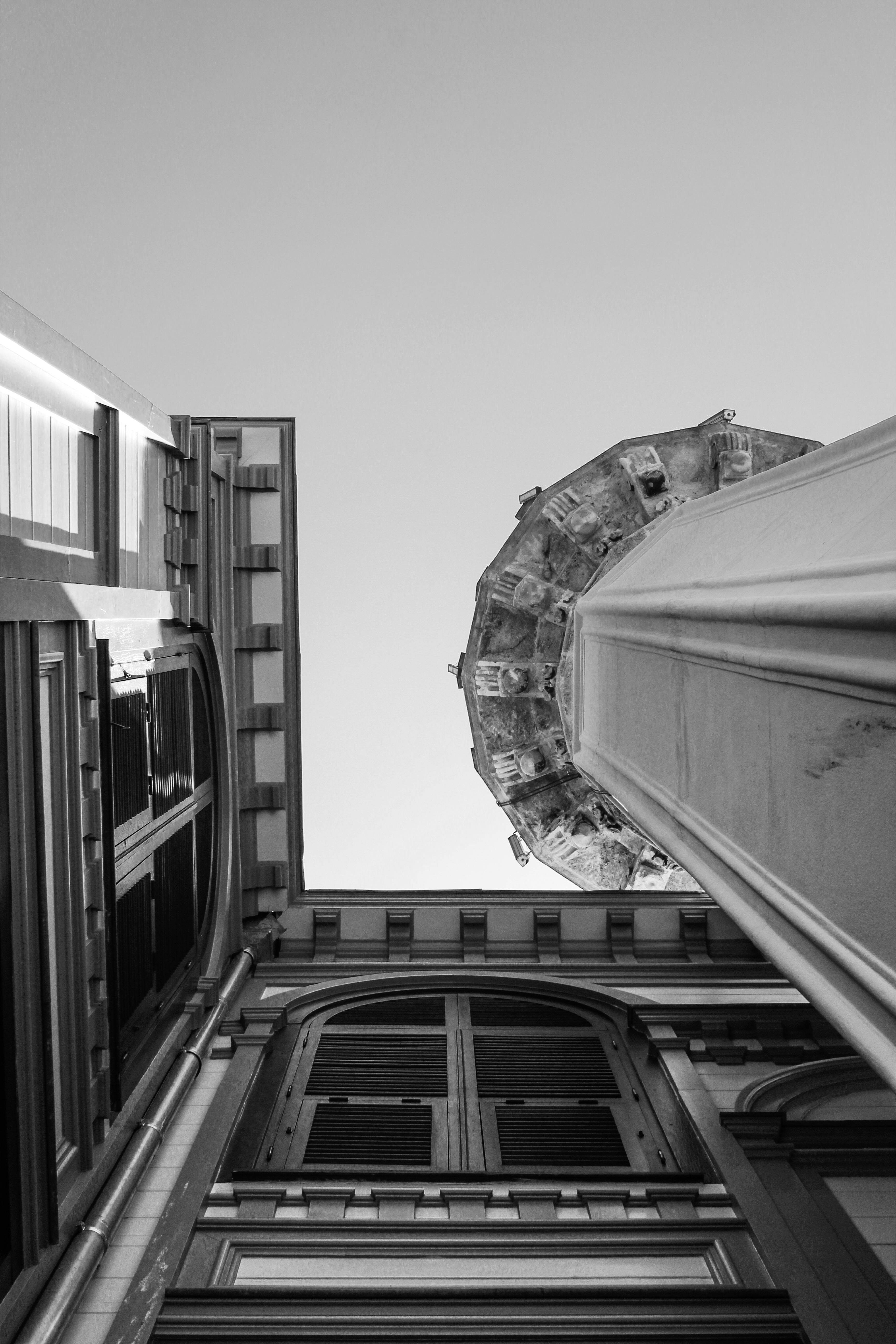 Columns and Wall · Free Stock Photo