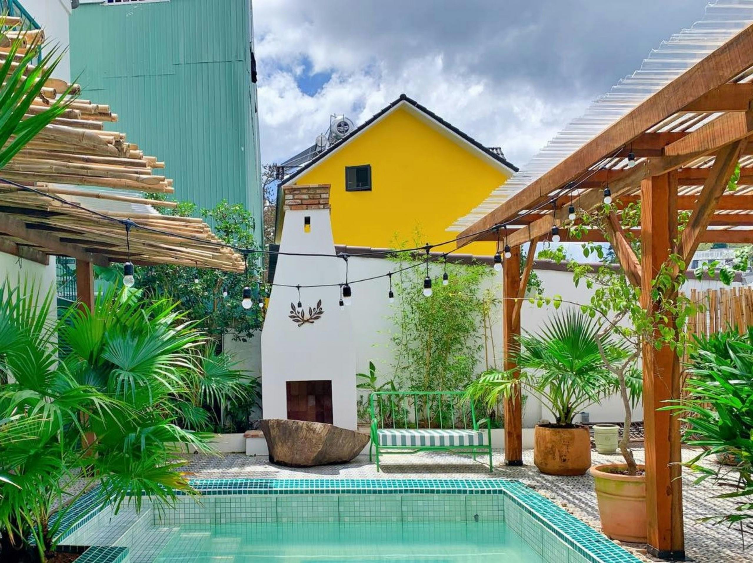 Swimming Pool in a Resort · Free Stock Photo