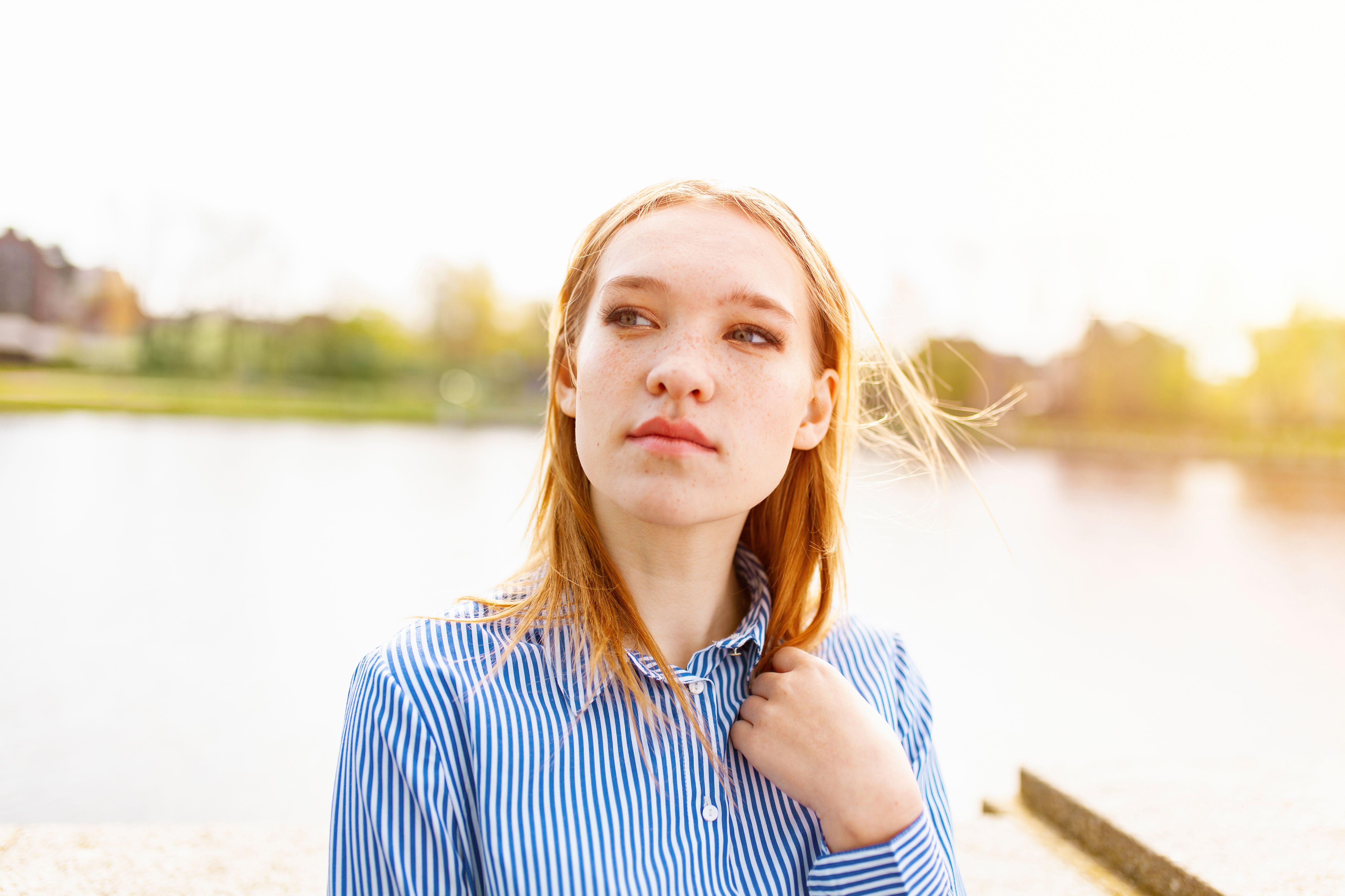 Person Holding Head Photos, Download Free Person Holding Head Stock ...