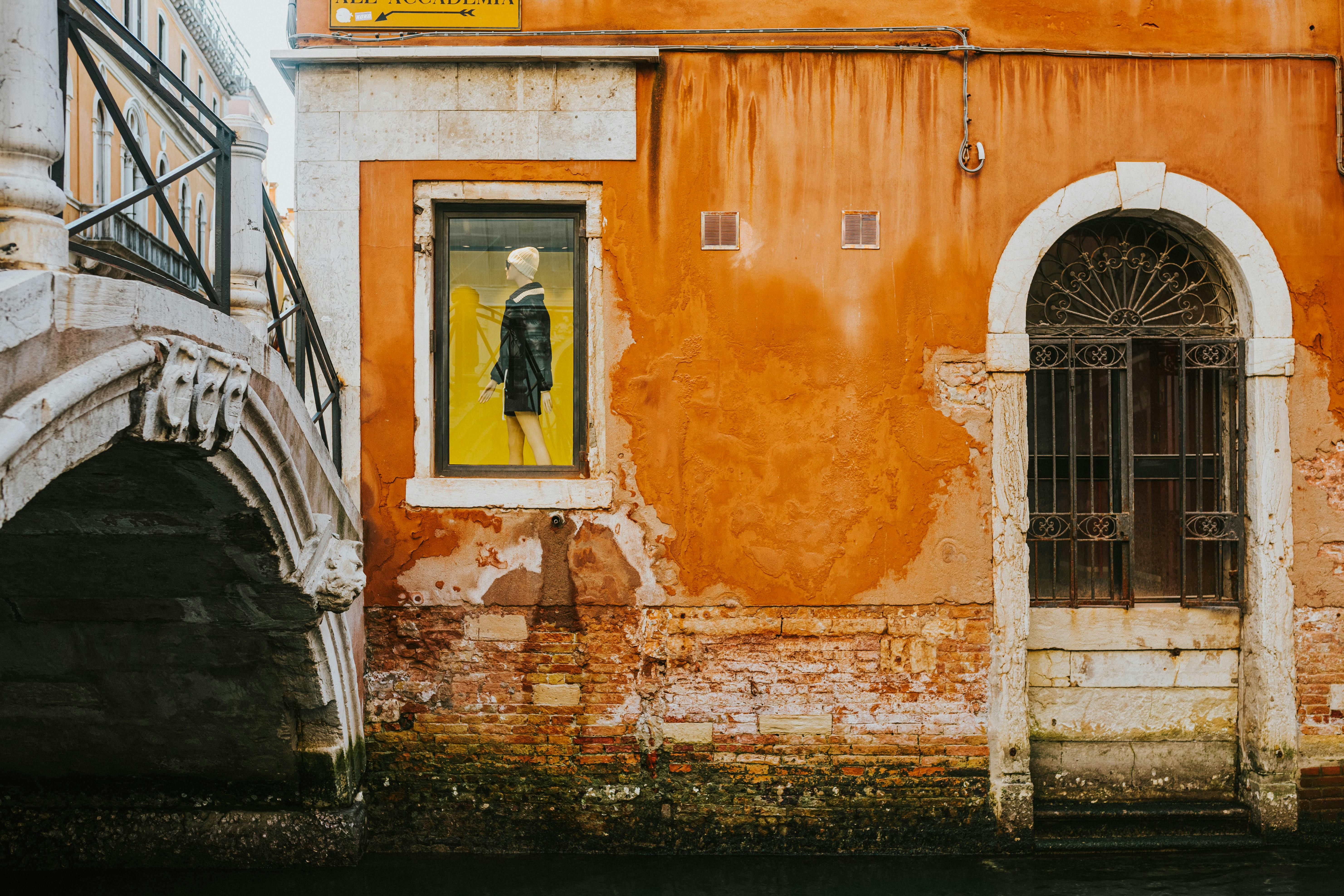 Building Wall near Bridge in Town · Free Stock Photo