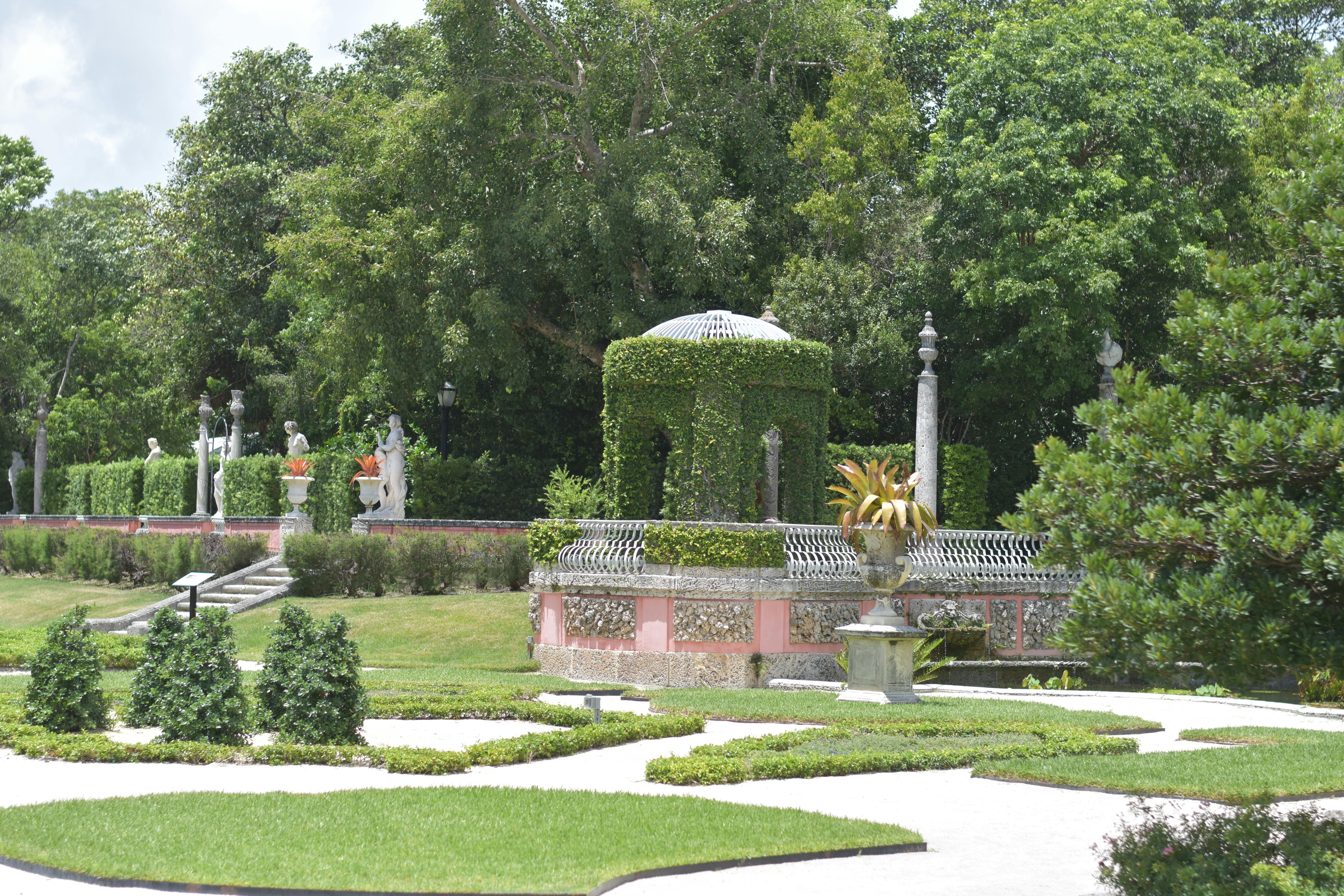 Green Garden with Alleys · Free Stock Photo