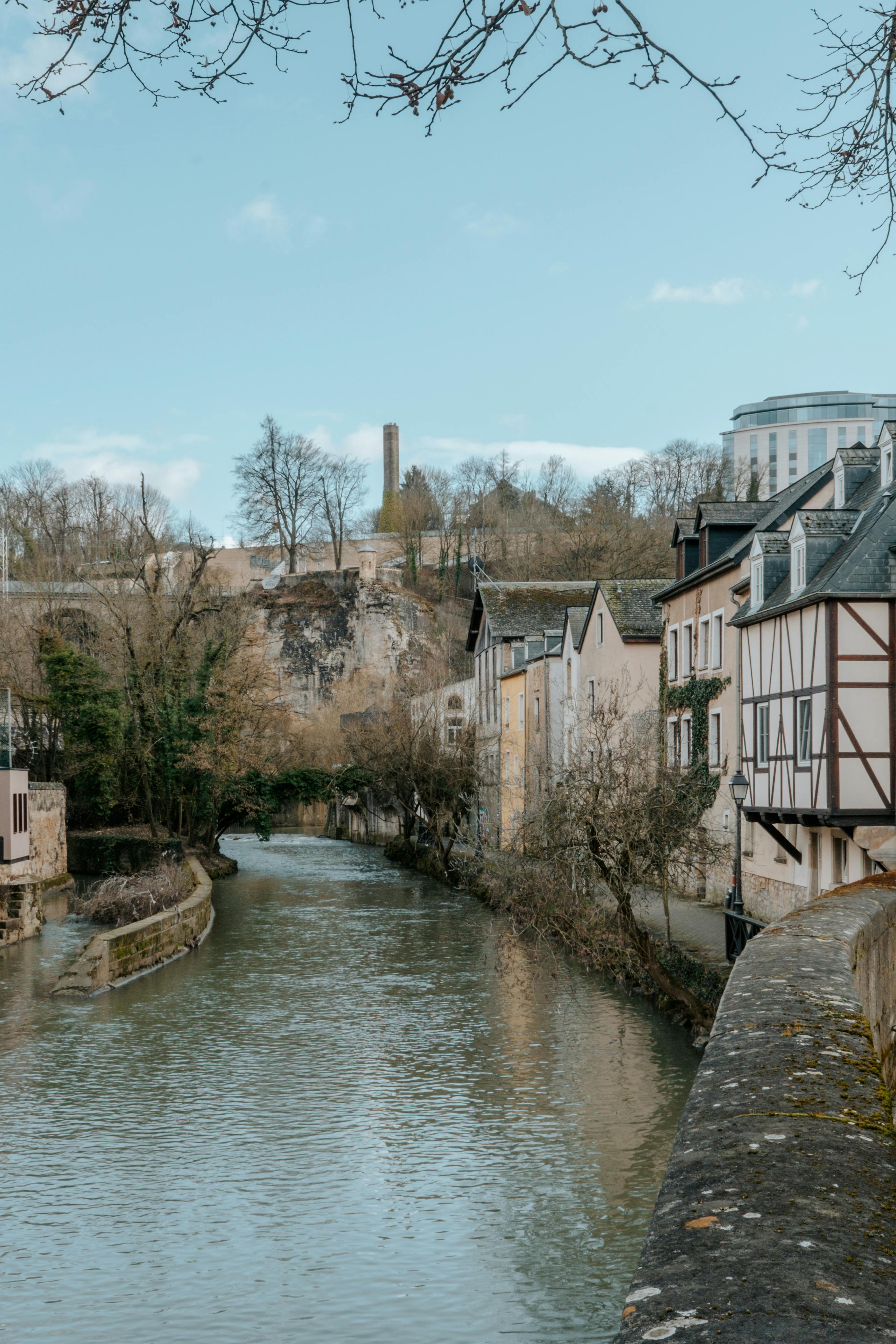 Promenade along River · Free Stock Photo