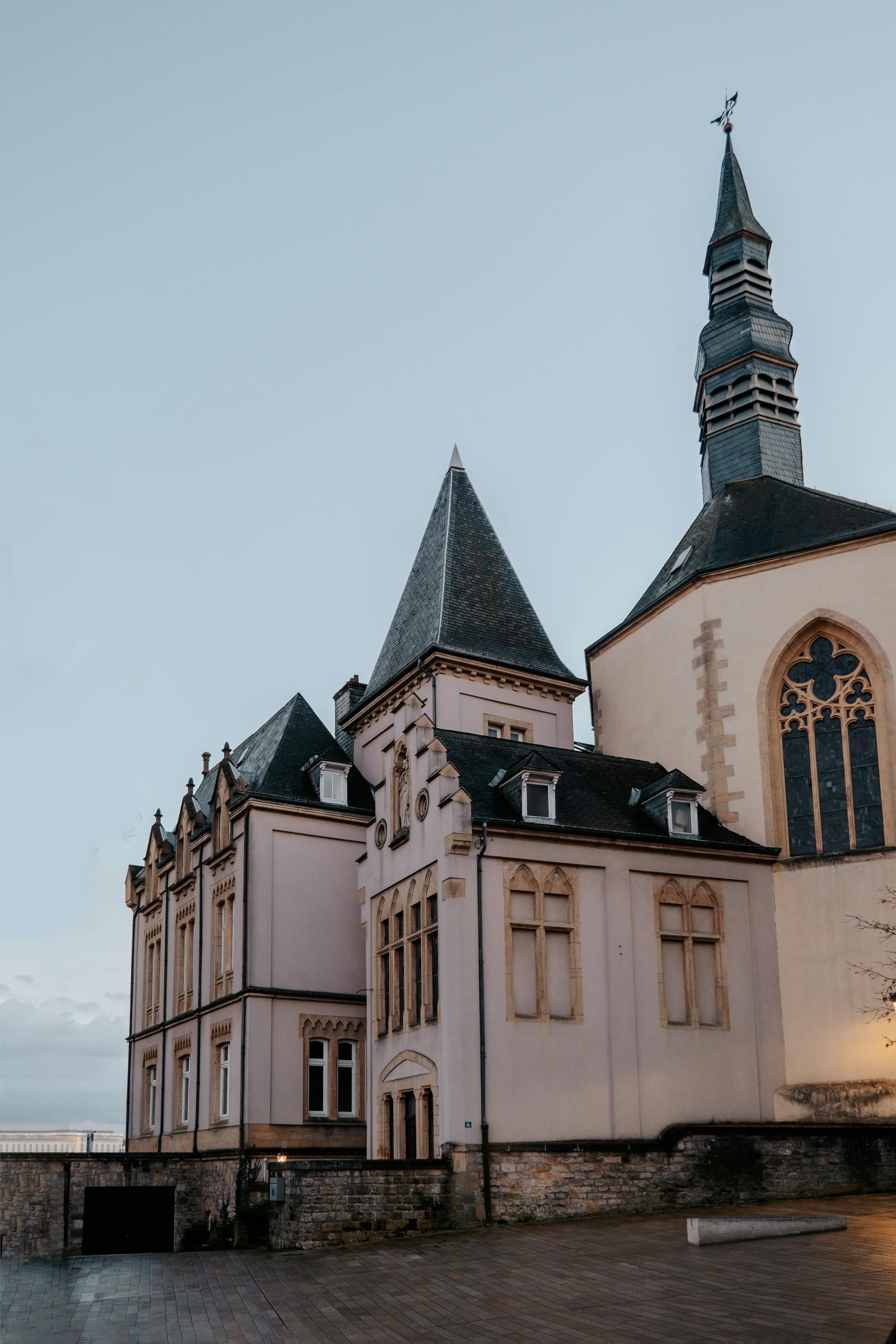 White and Brown Church · Free Stock Photo