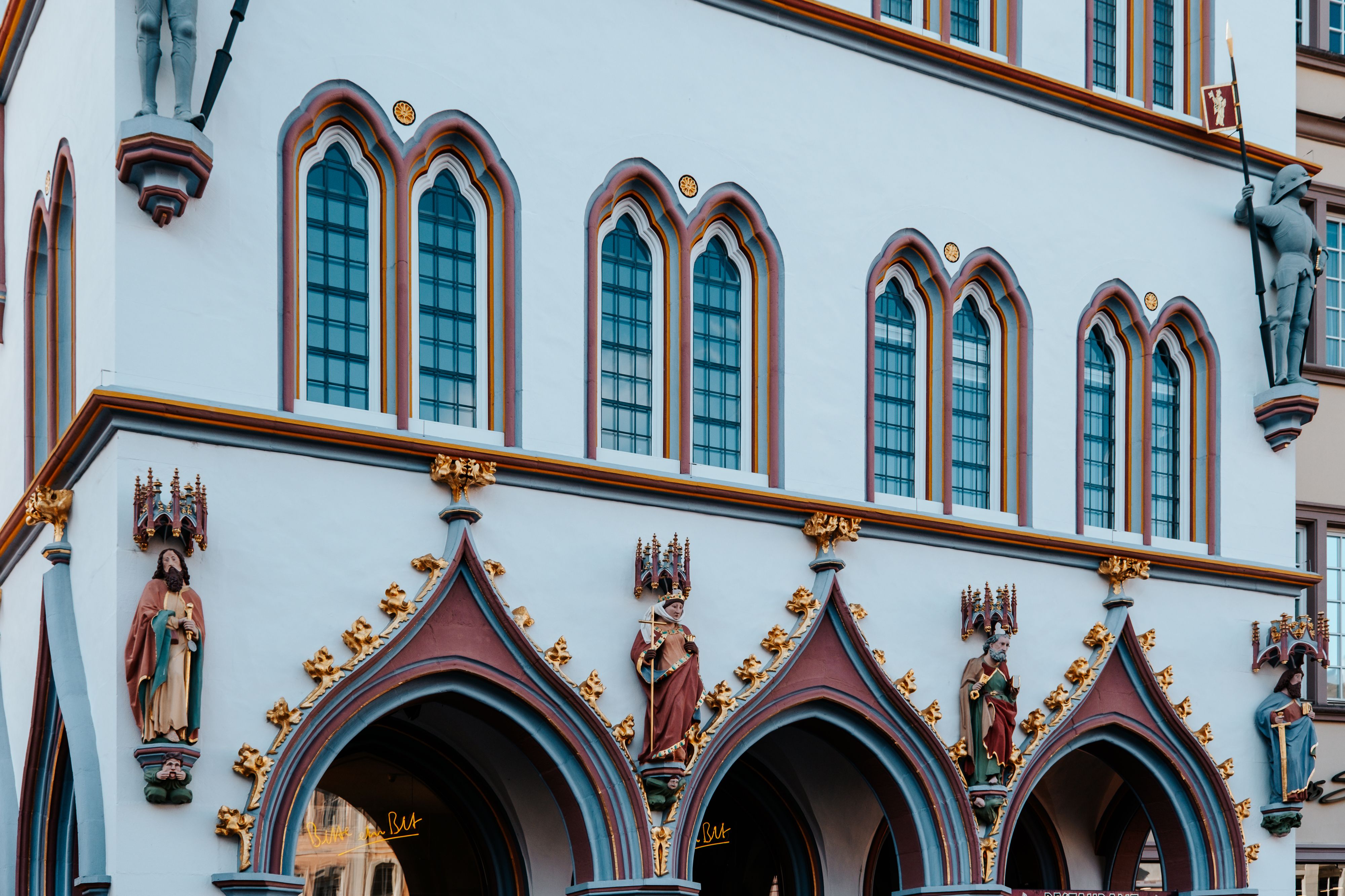 Building with Sculptures of Knights · Free Stock Photo