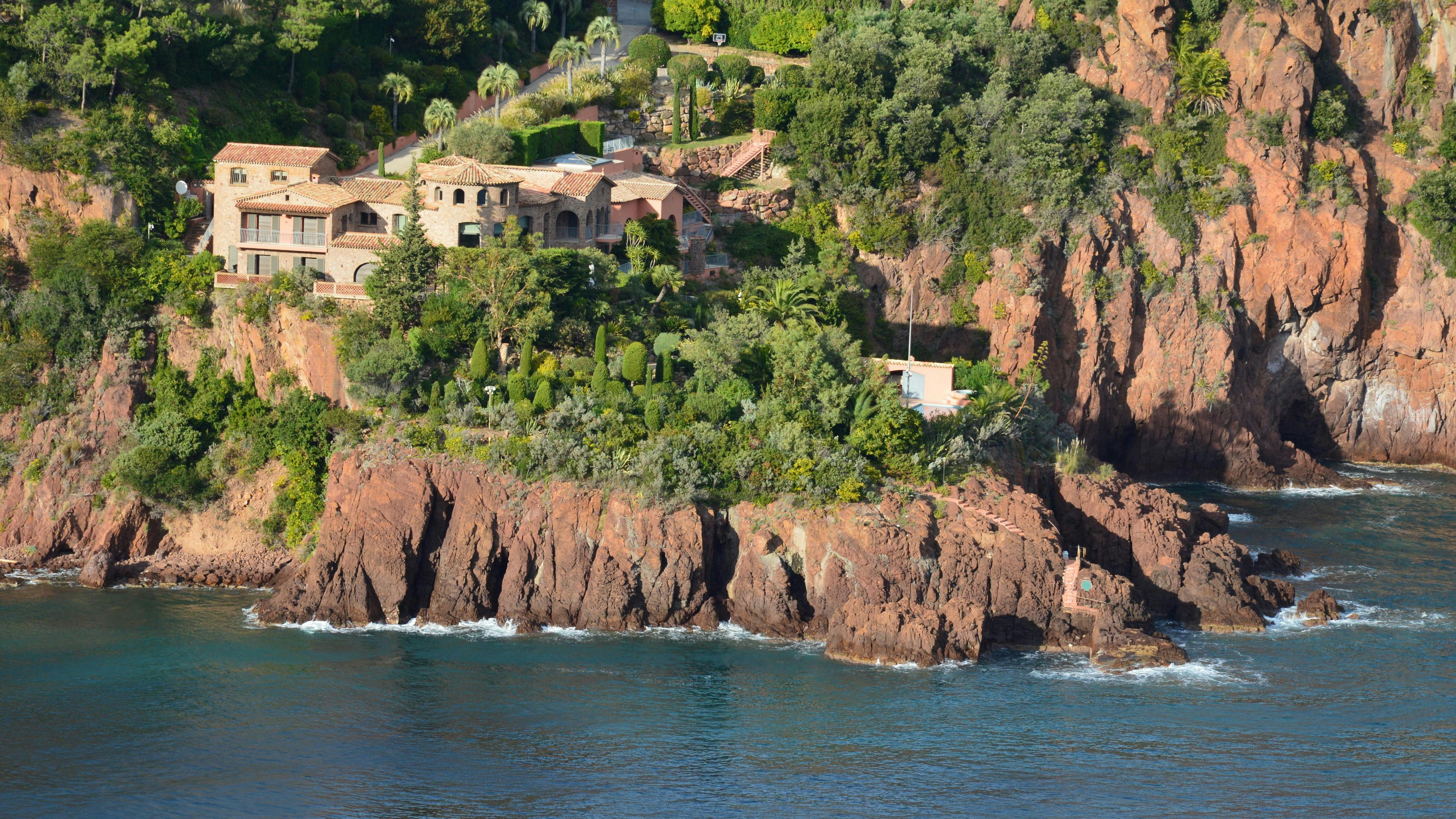 Cliffs at the Shoreline · Free Stock Photo