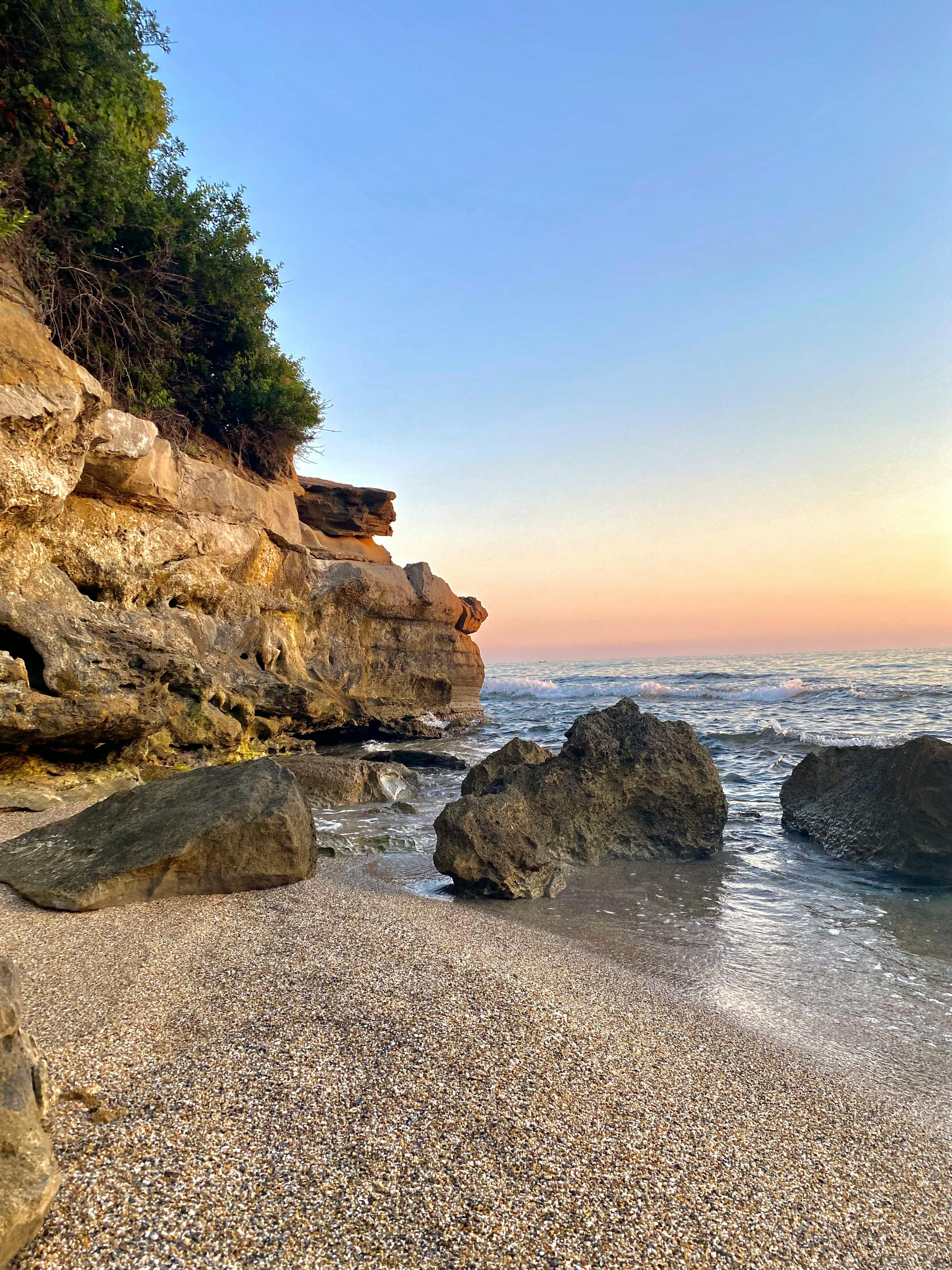 Rock Formations on the Beach · Free Stock Photo