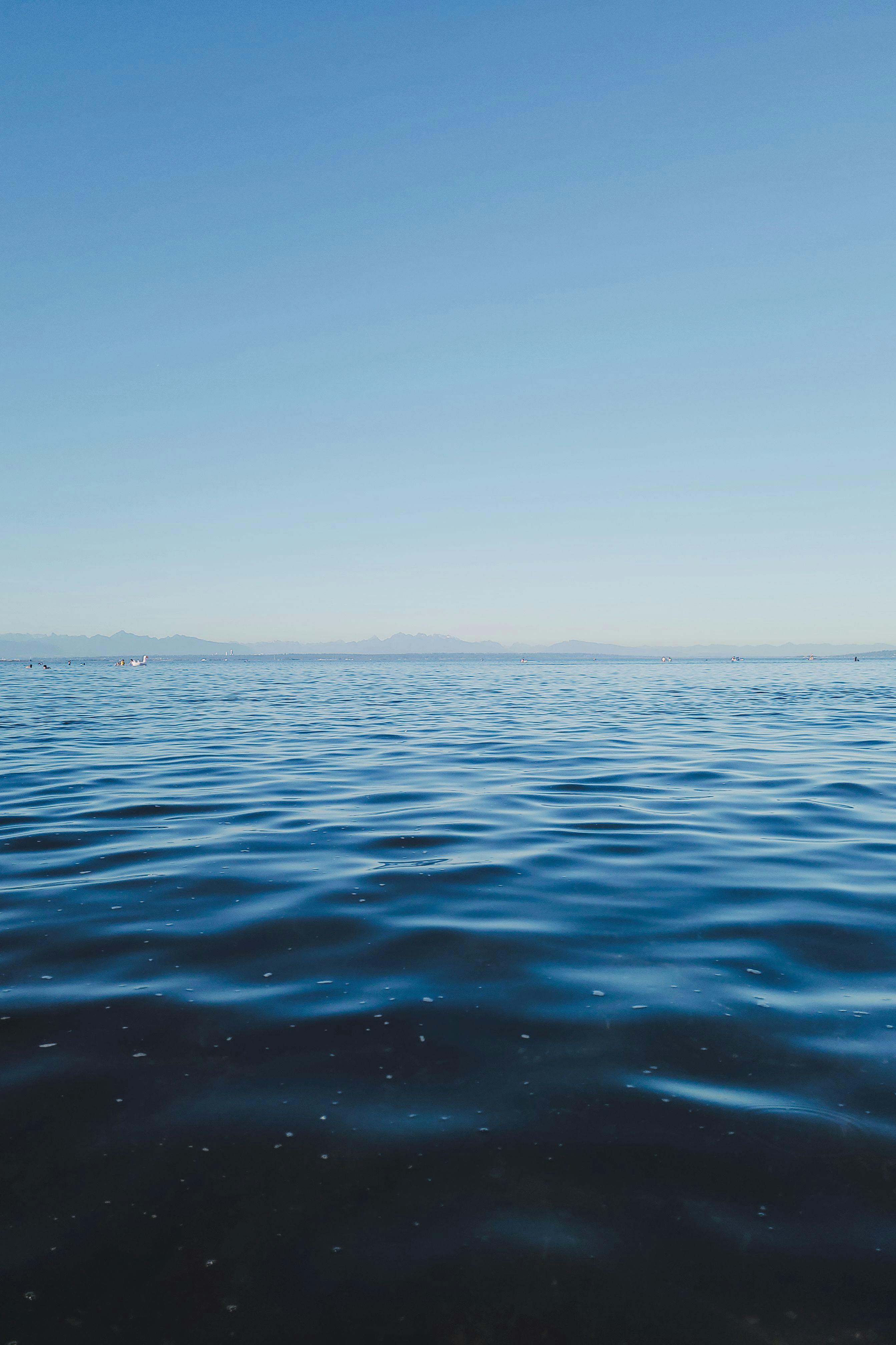 Foto profissional gratuita de céu azul, mar, mar aberto, montanha ...