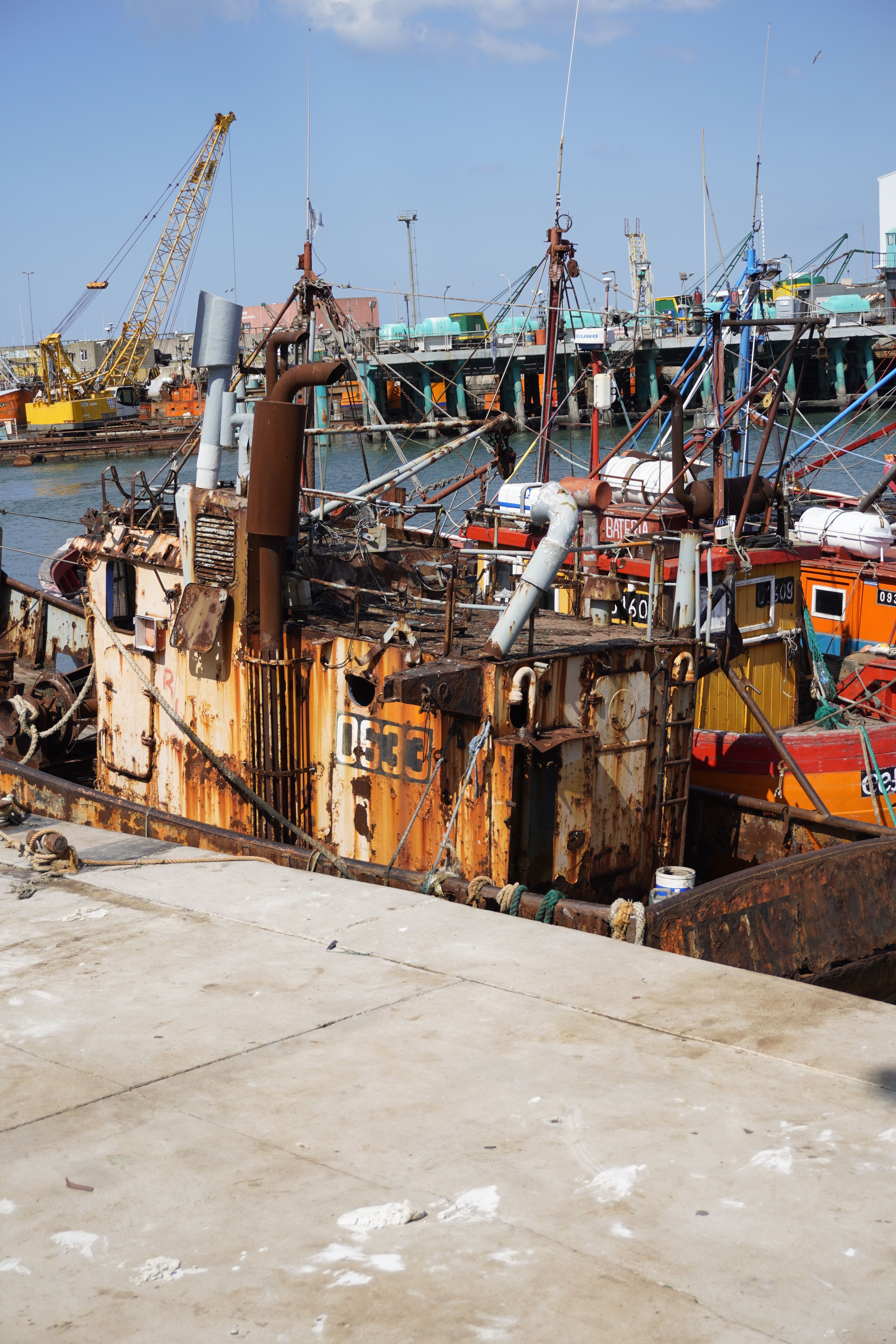 Sunlit Shipwreck on Shore · Free Stock Photo