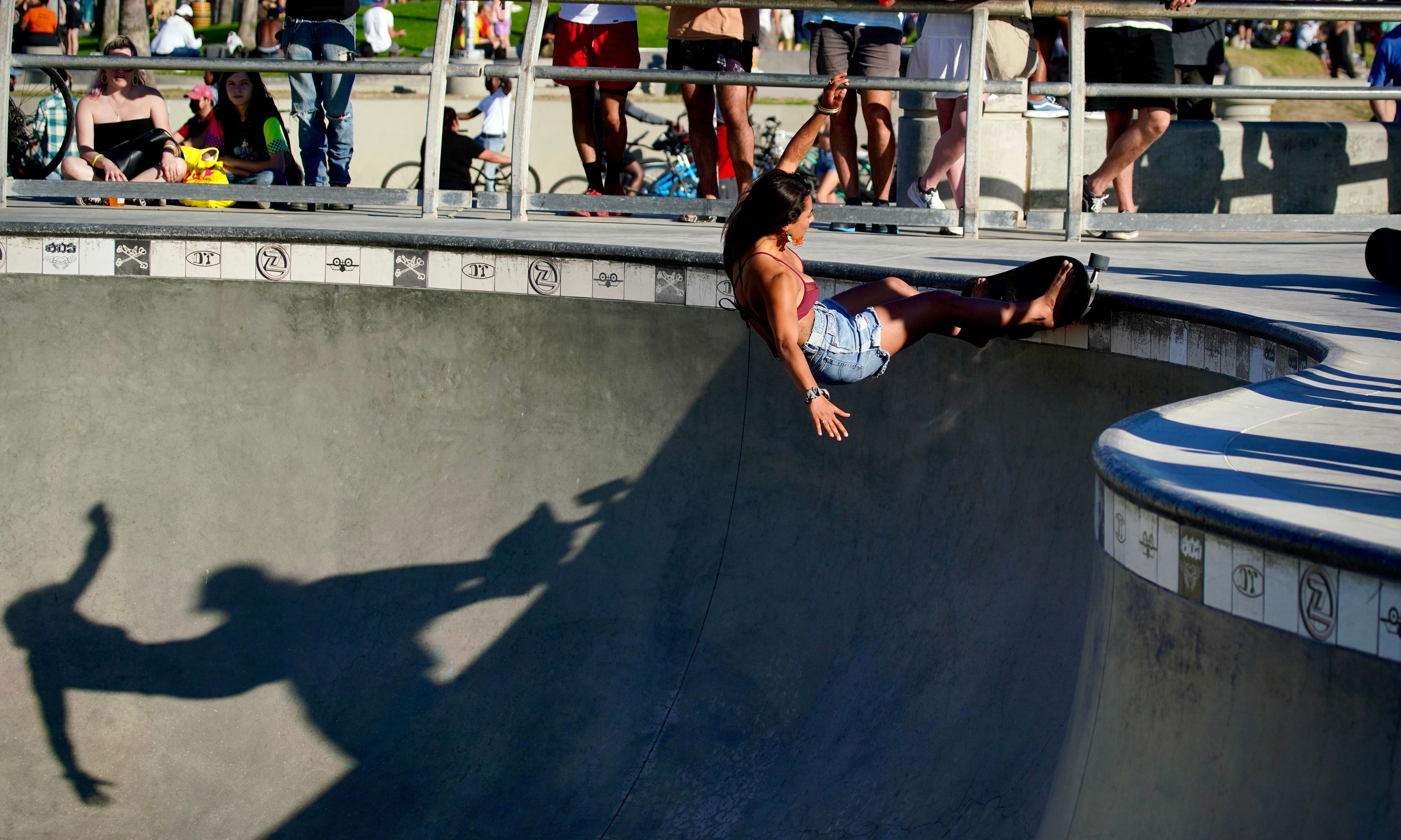 Person Skateboarding on Ramp · Free Stock Photo