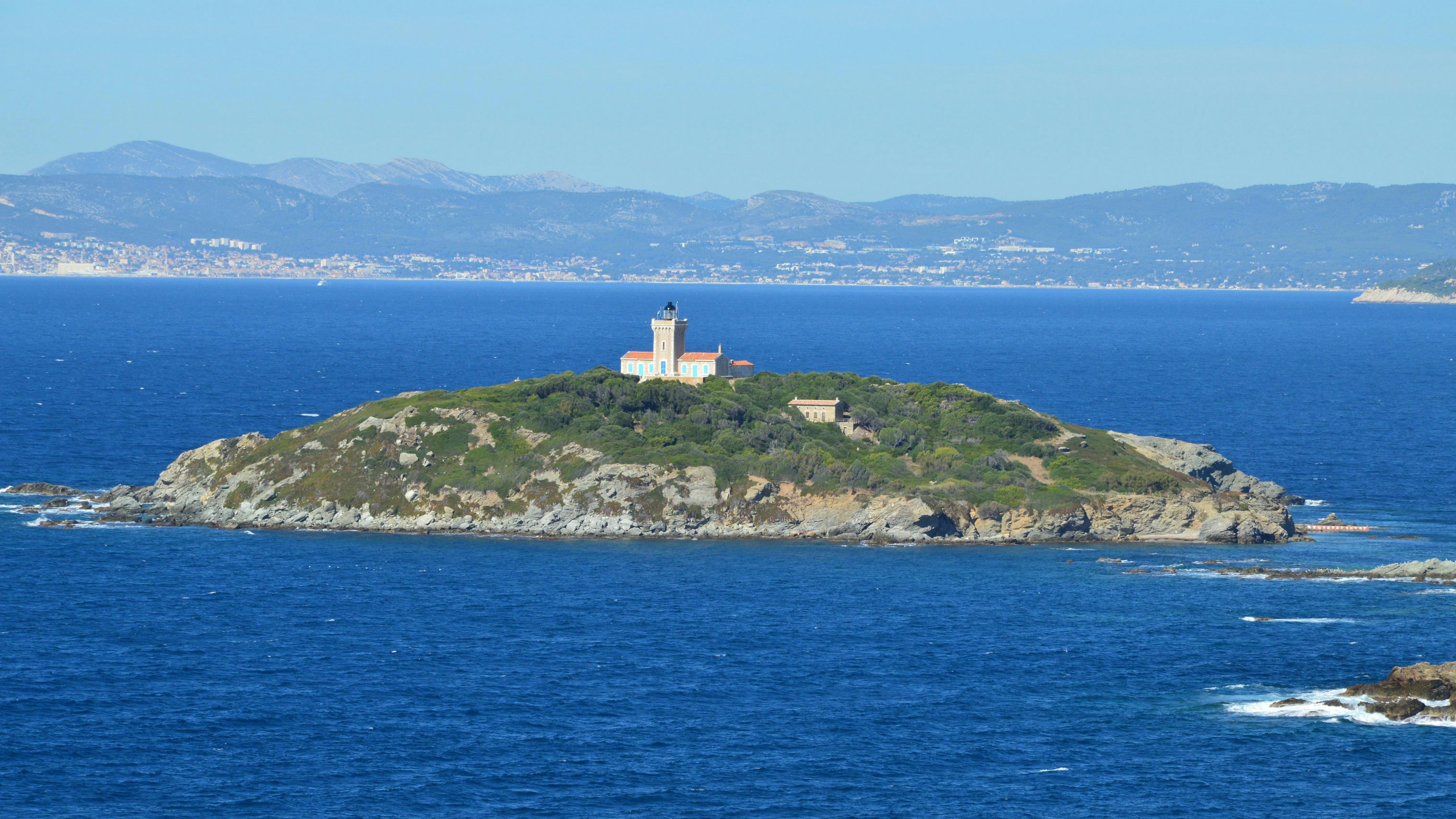 Islet with Lighthouse · Free Stock Photo