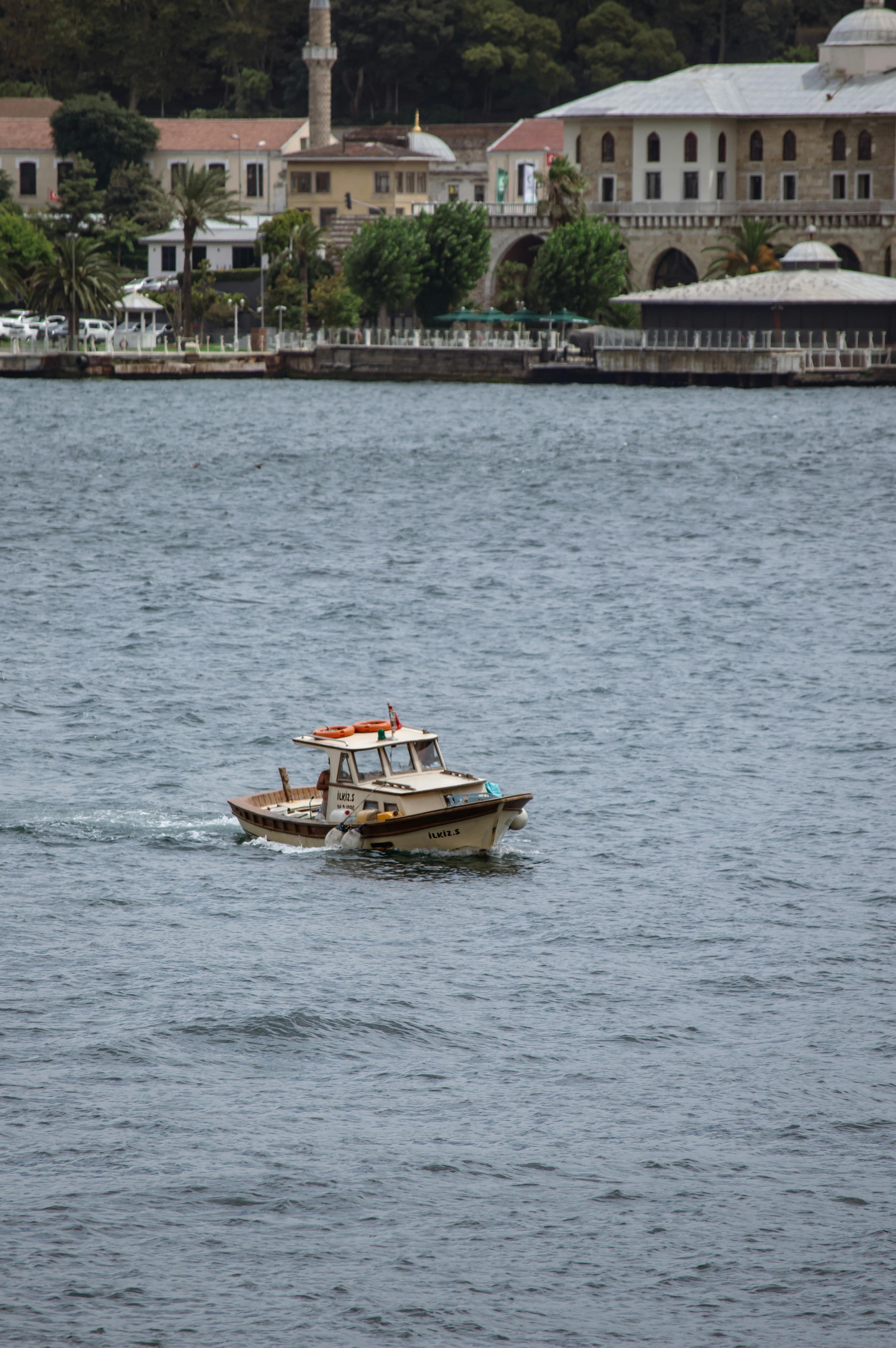 Motorboat on Body of Water · Free Stock Photo