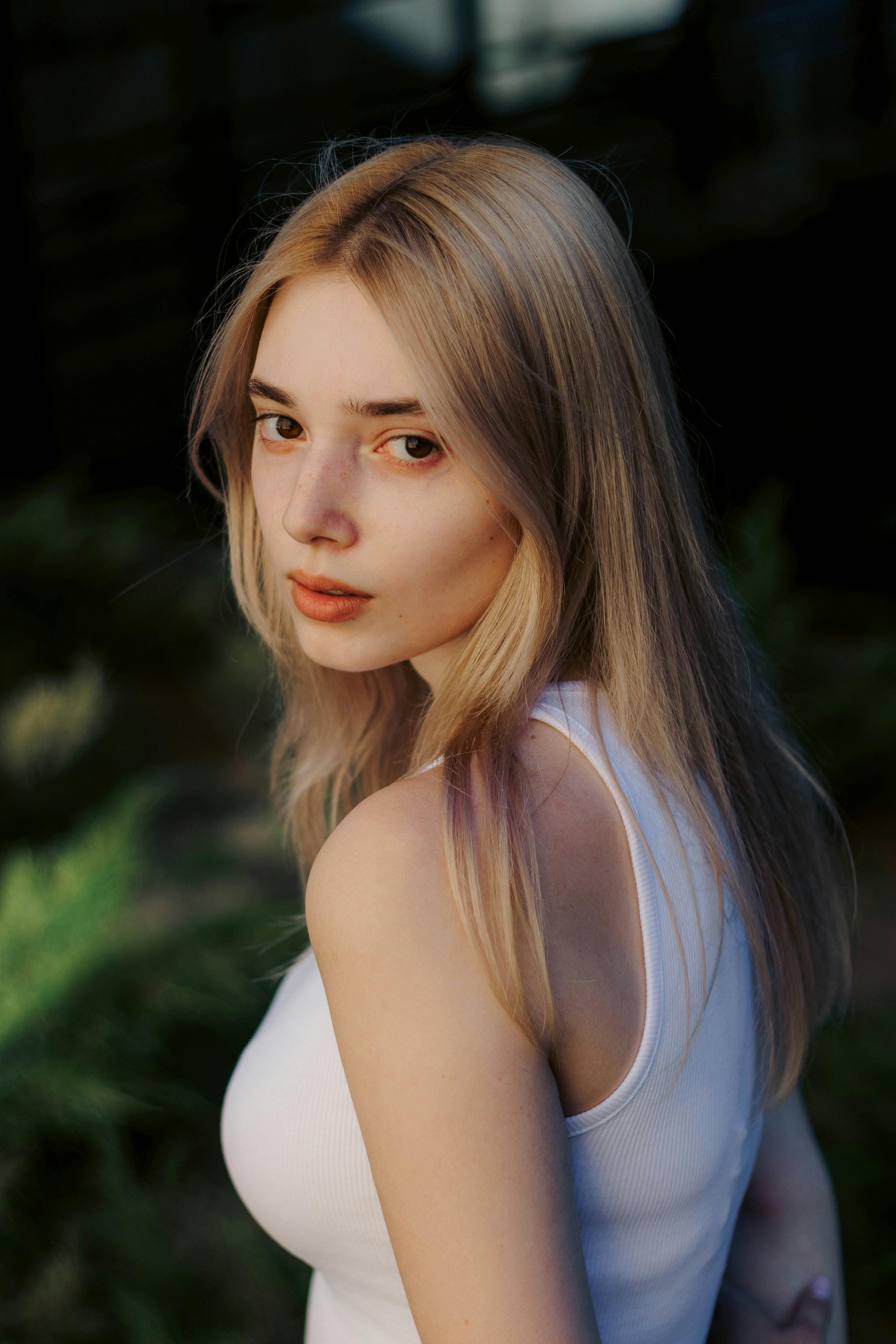 Blond Woman Looking Back · Free Stock Photo