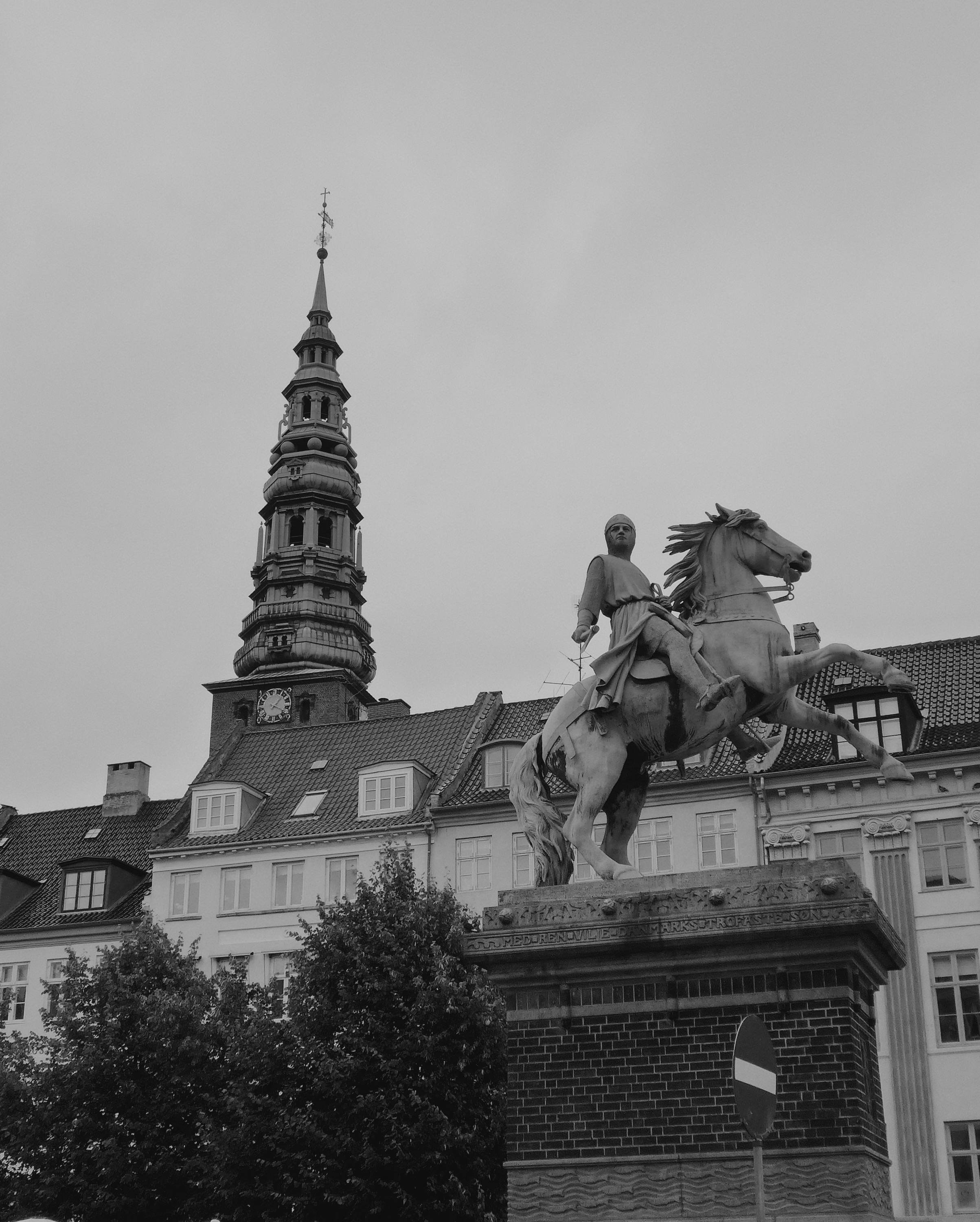 Statue of a Thinking Man · Free Stock Photo
