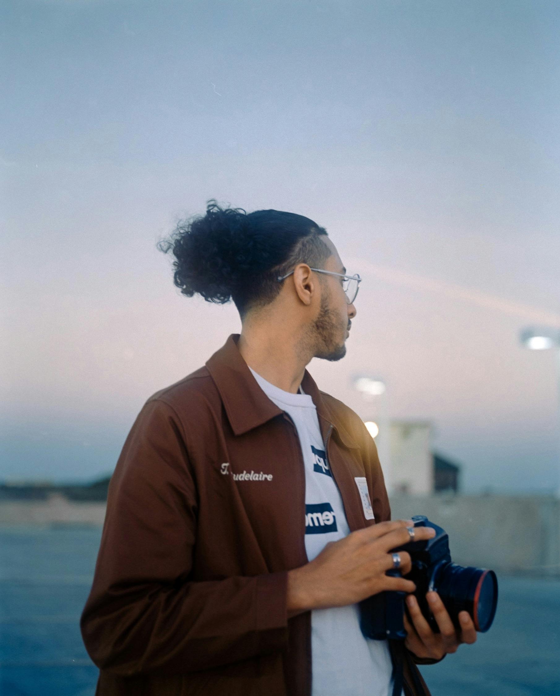 Man Holding a Camera · Free Stock Photo