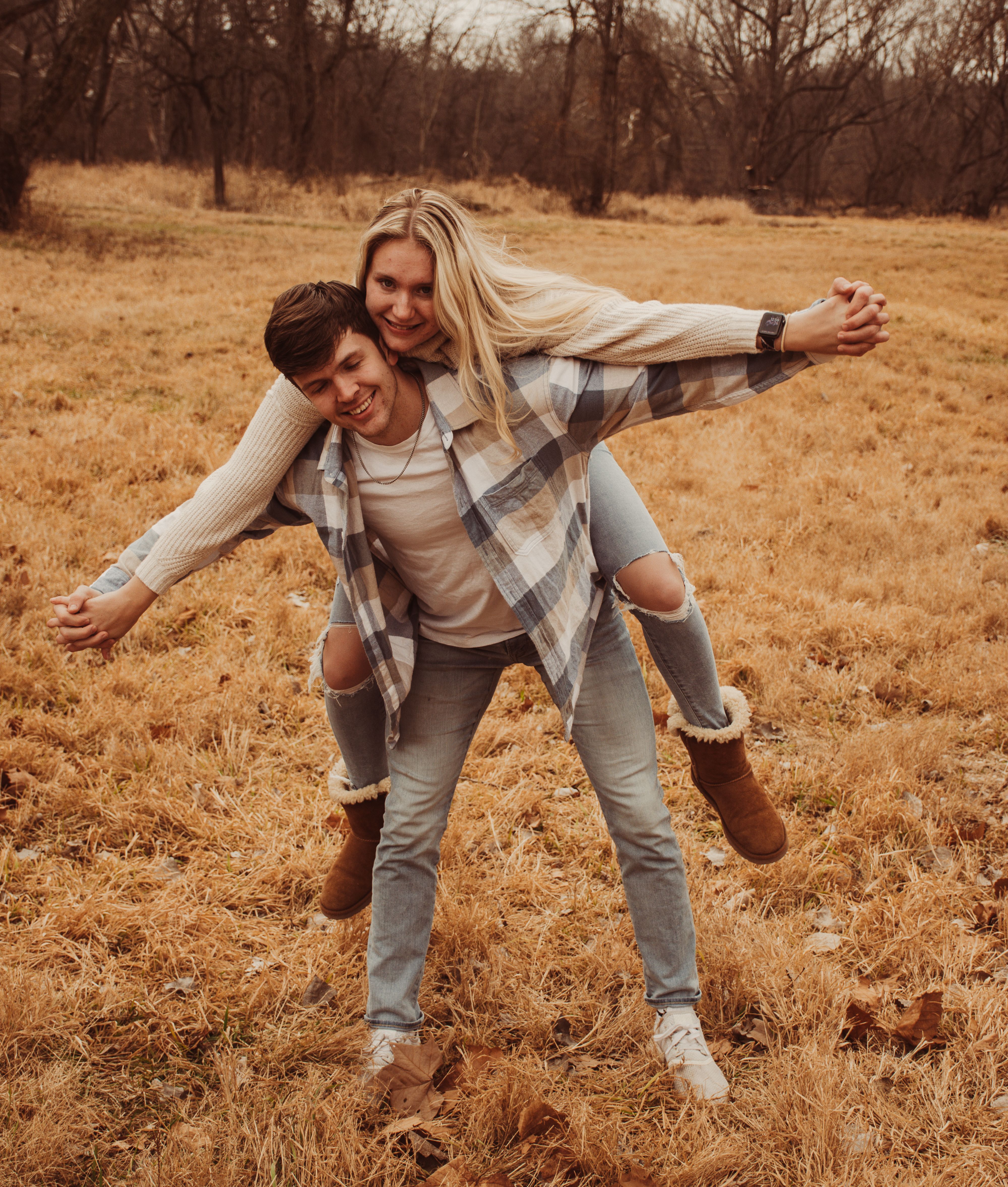 Man Carrying a Woman on His Back · Free Stock Photo