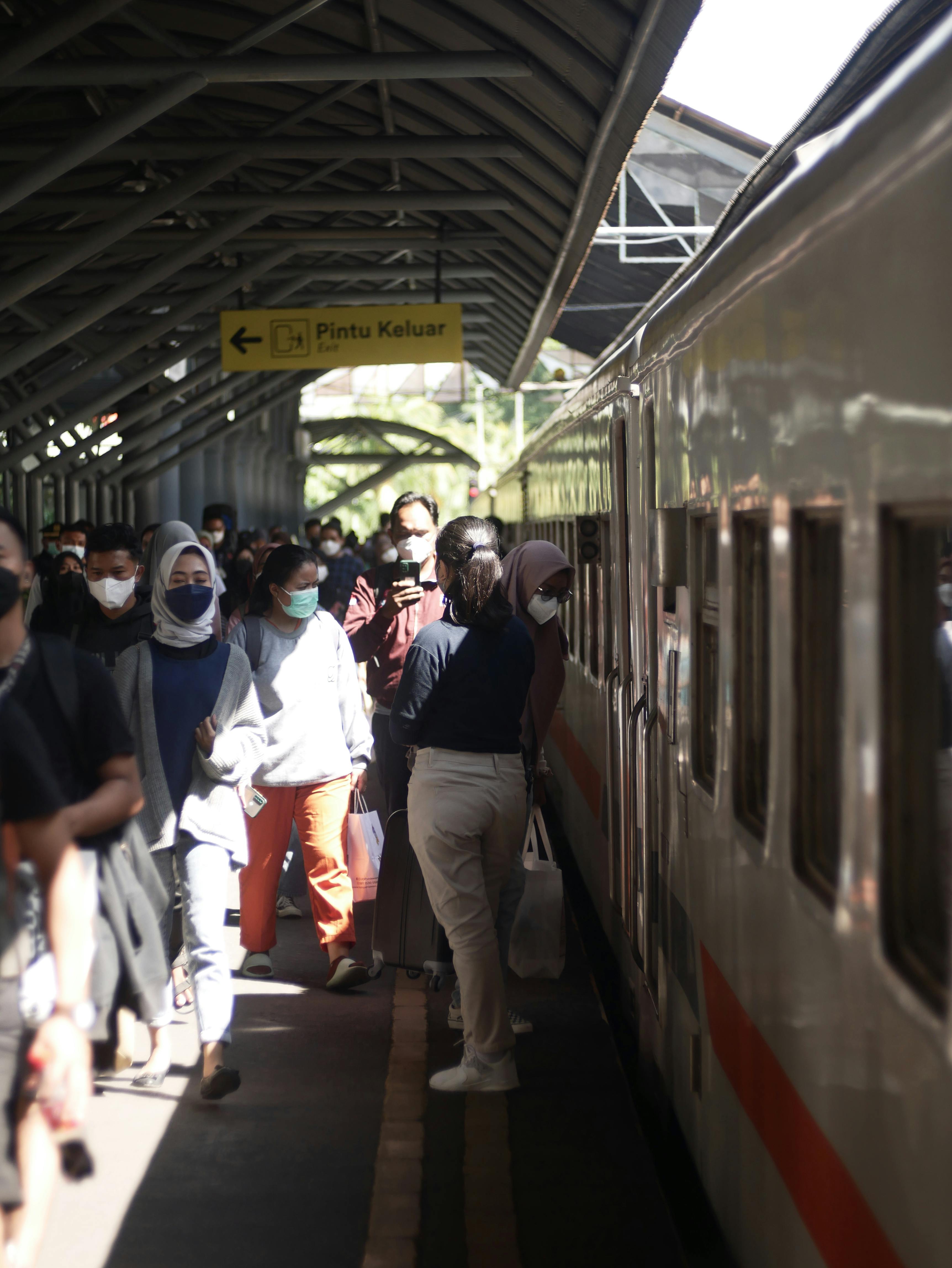 People in the Train Station · Free Stock Photo