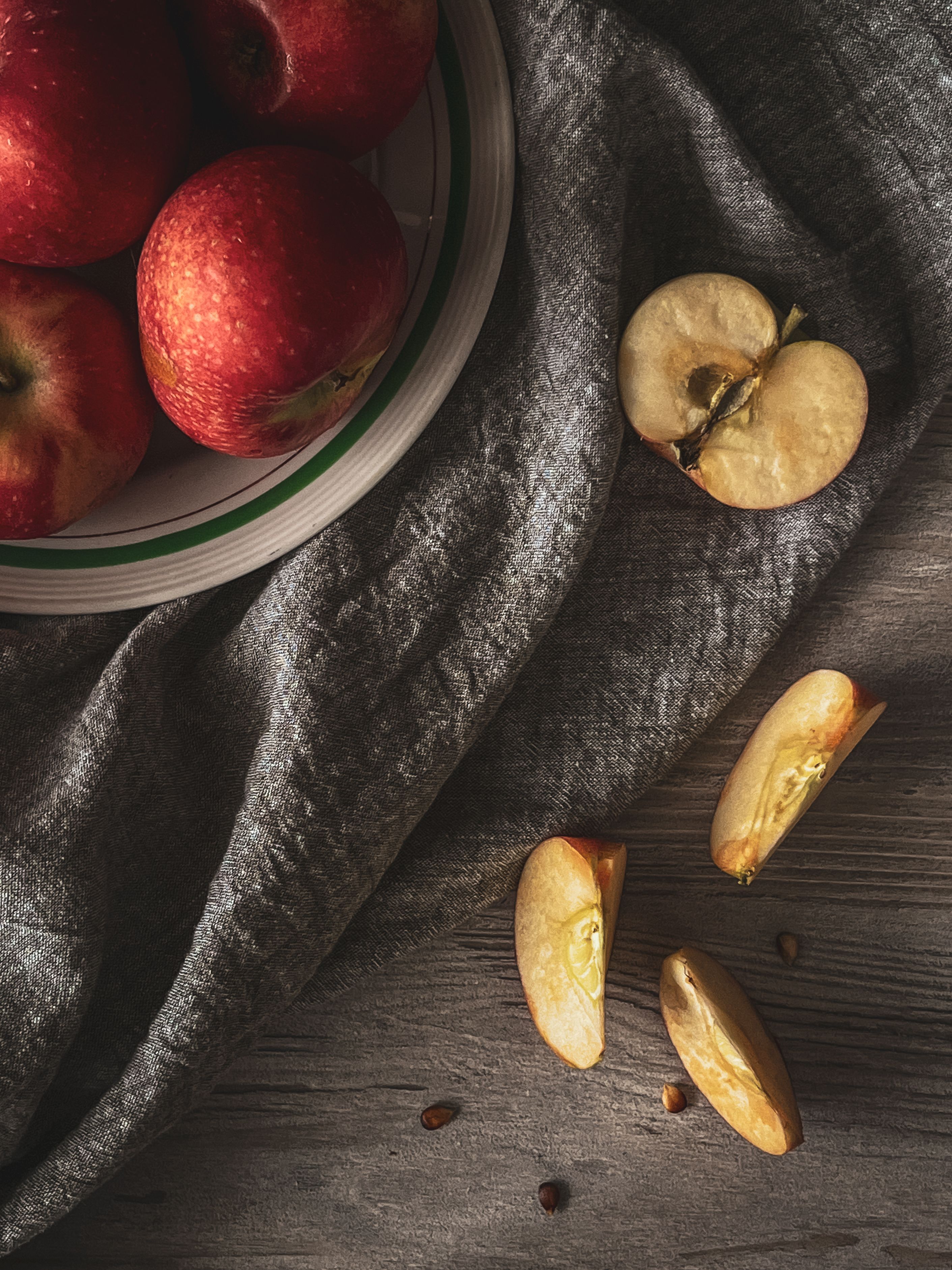 Apples on the Table · Free Stock Photo