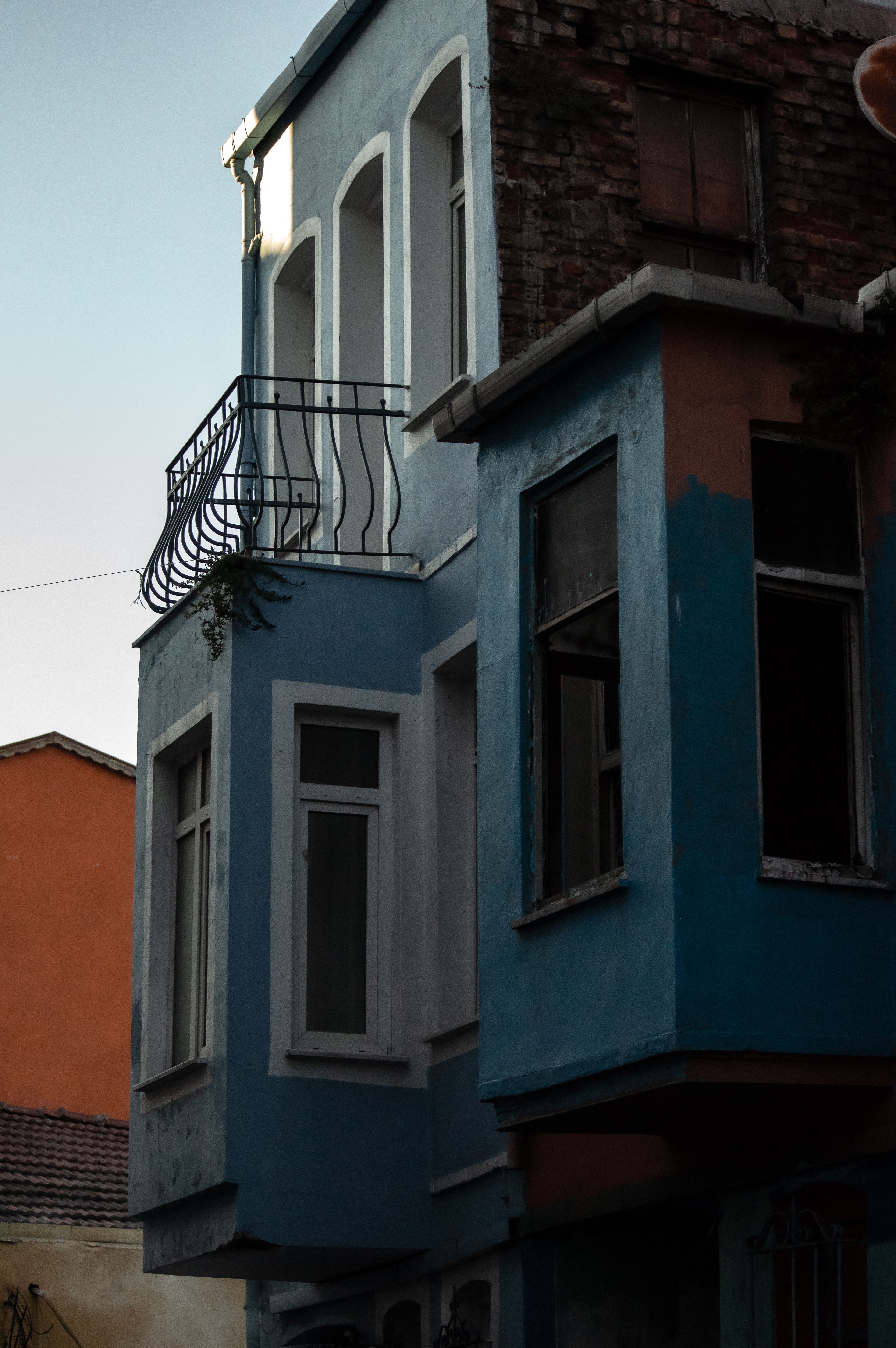 Blue and Brown Concrete Building · Free Stock Photo