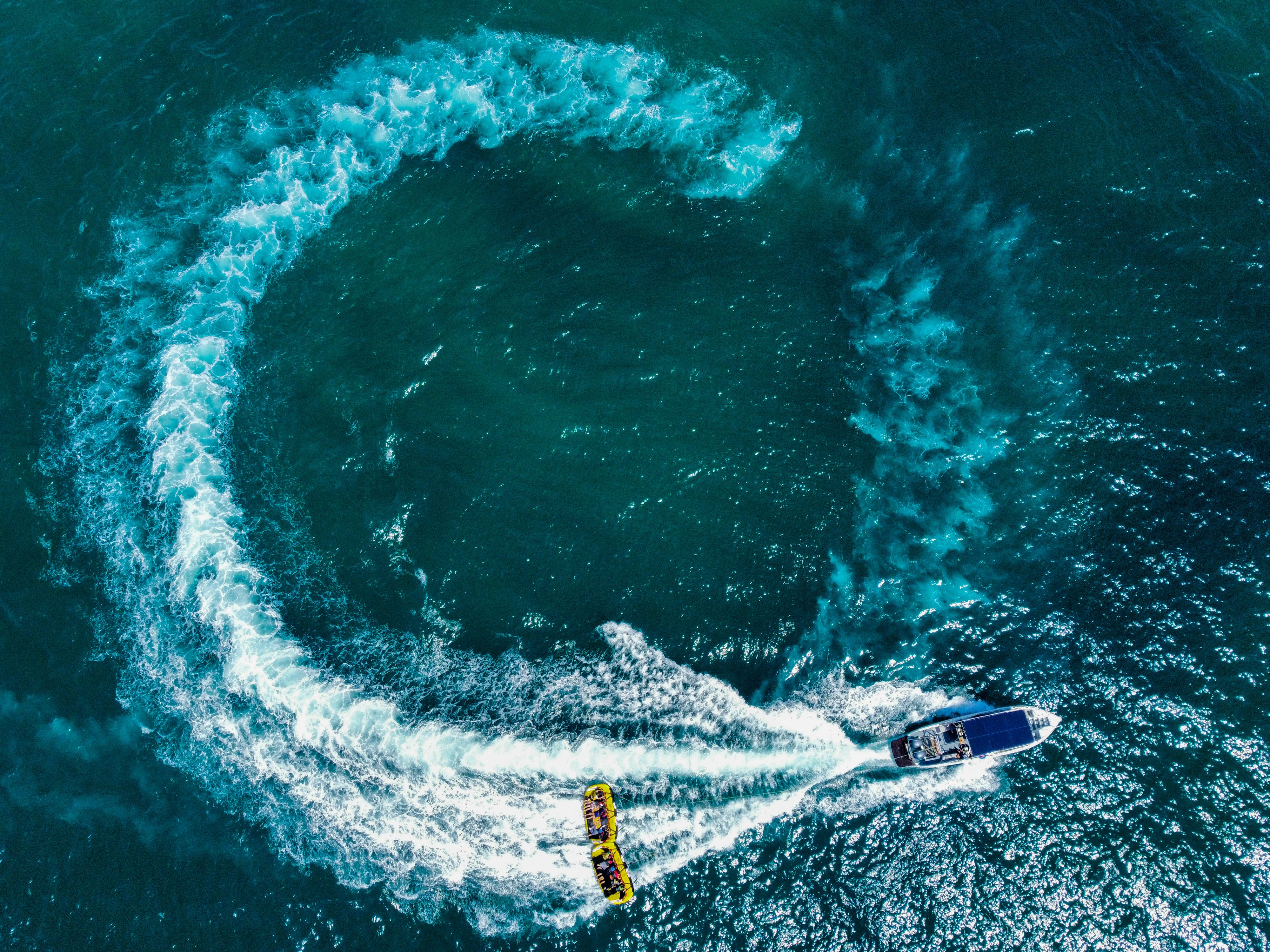 Trail on Water Surface · Free Stock Photo