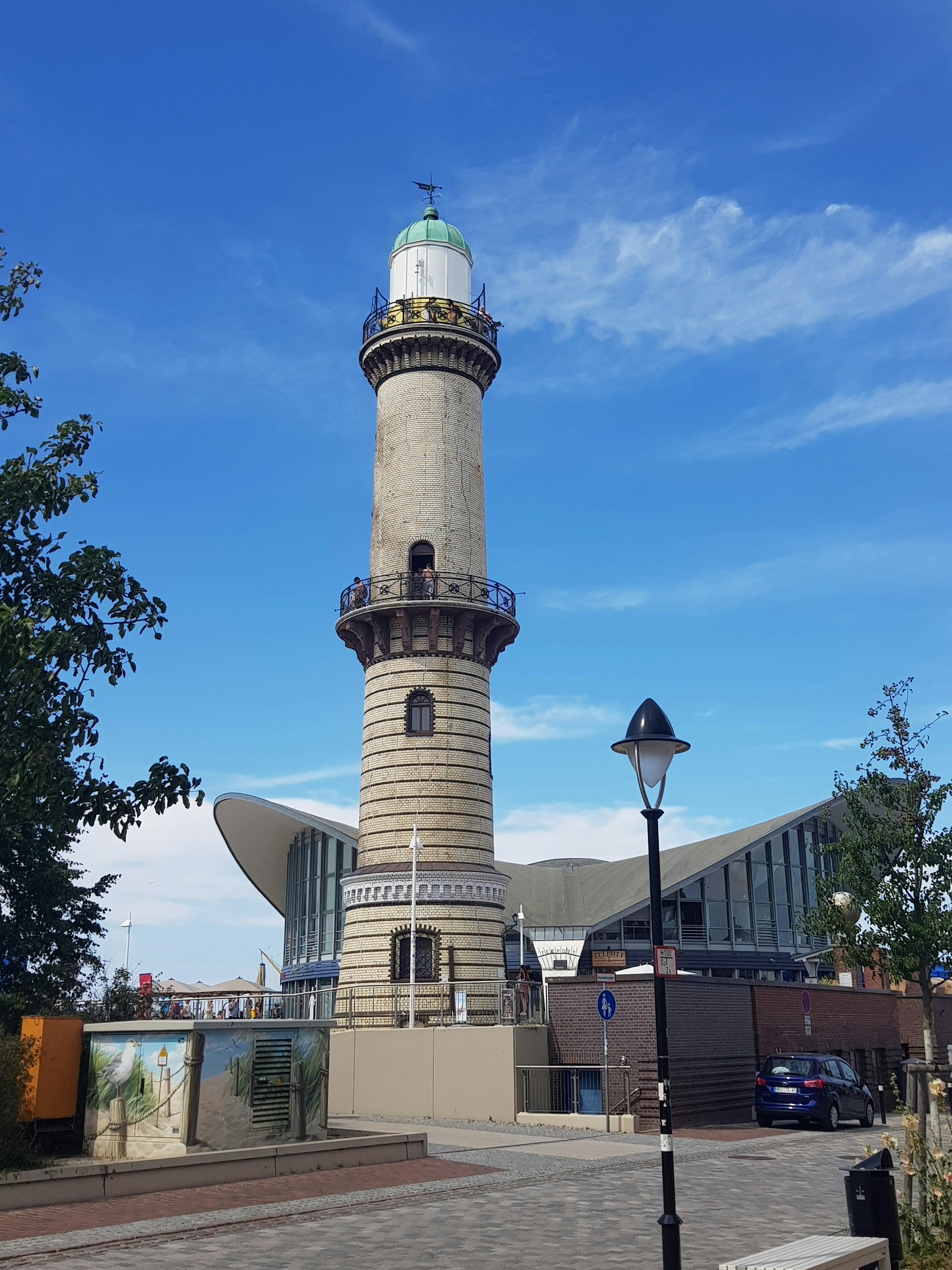House with Lighthouse behind · Free Stock Photo