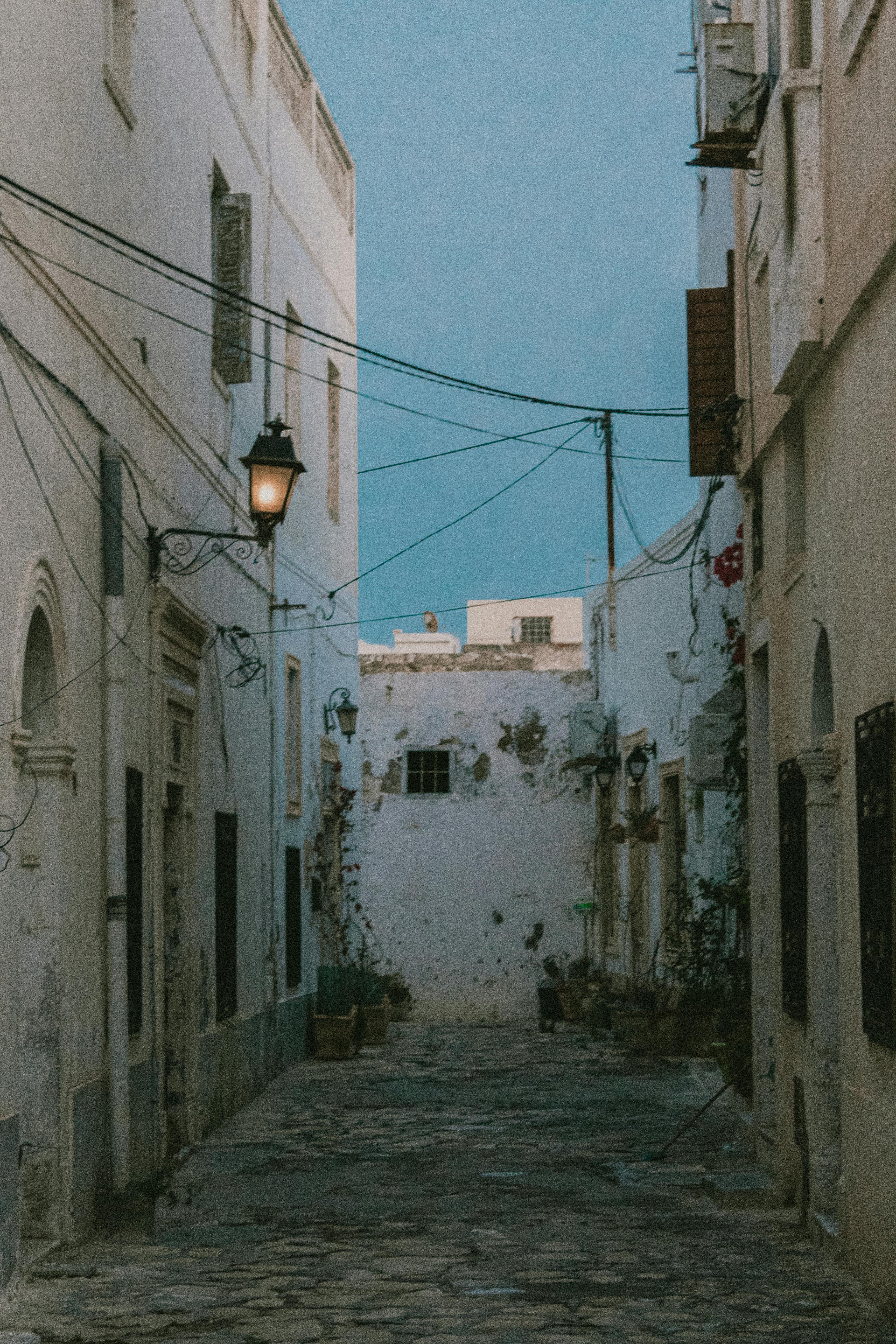 White and Gray Concrete Building · Free Stock Photo