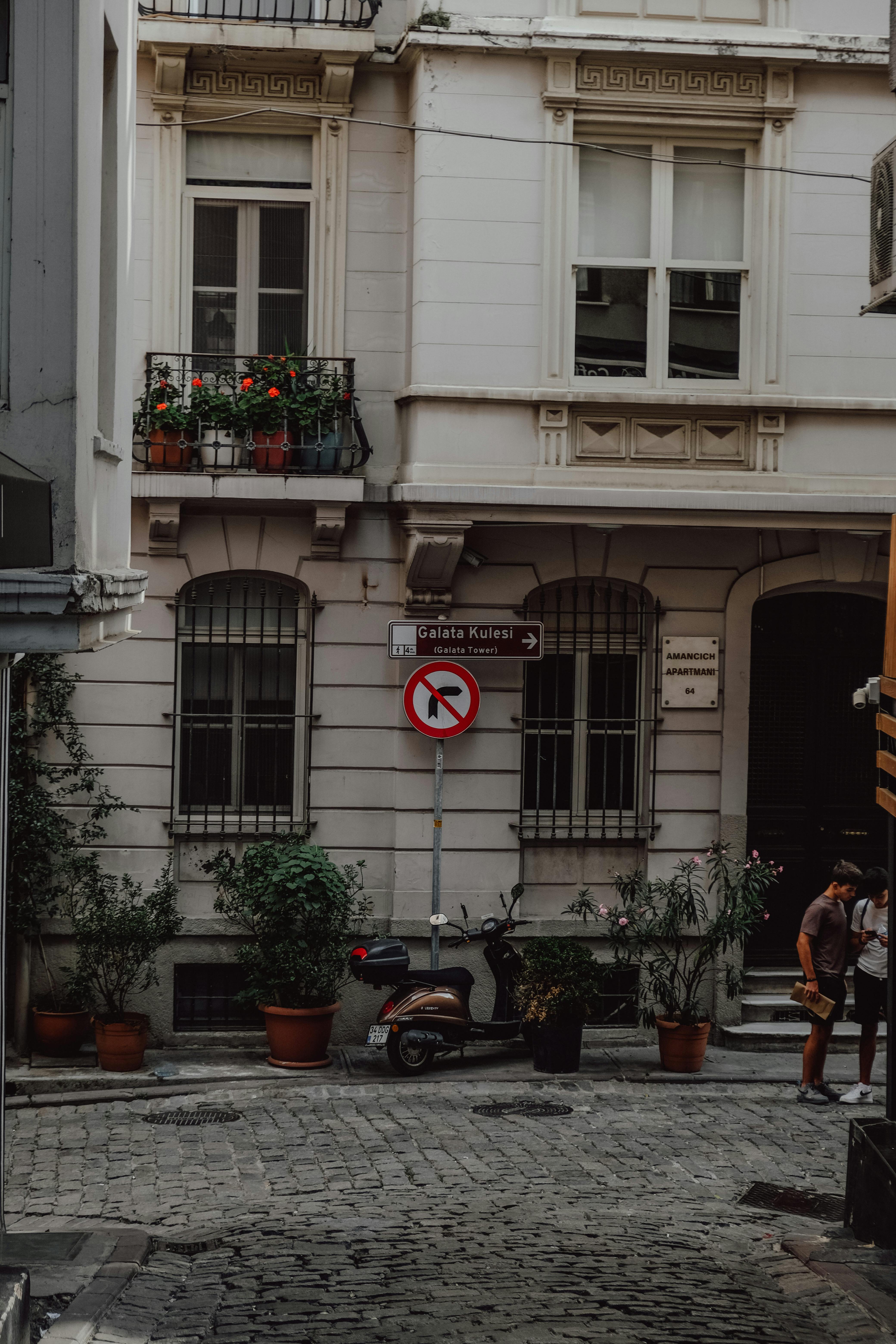 A Traditional Building with a Cafe · Free Stock Photo