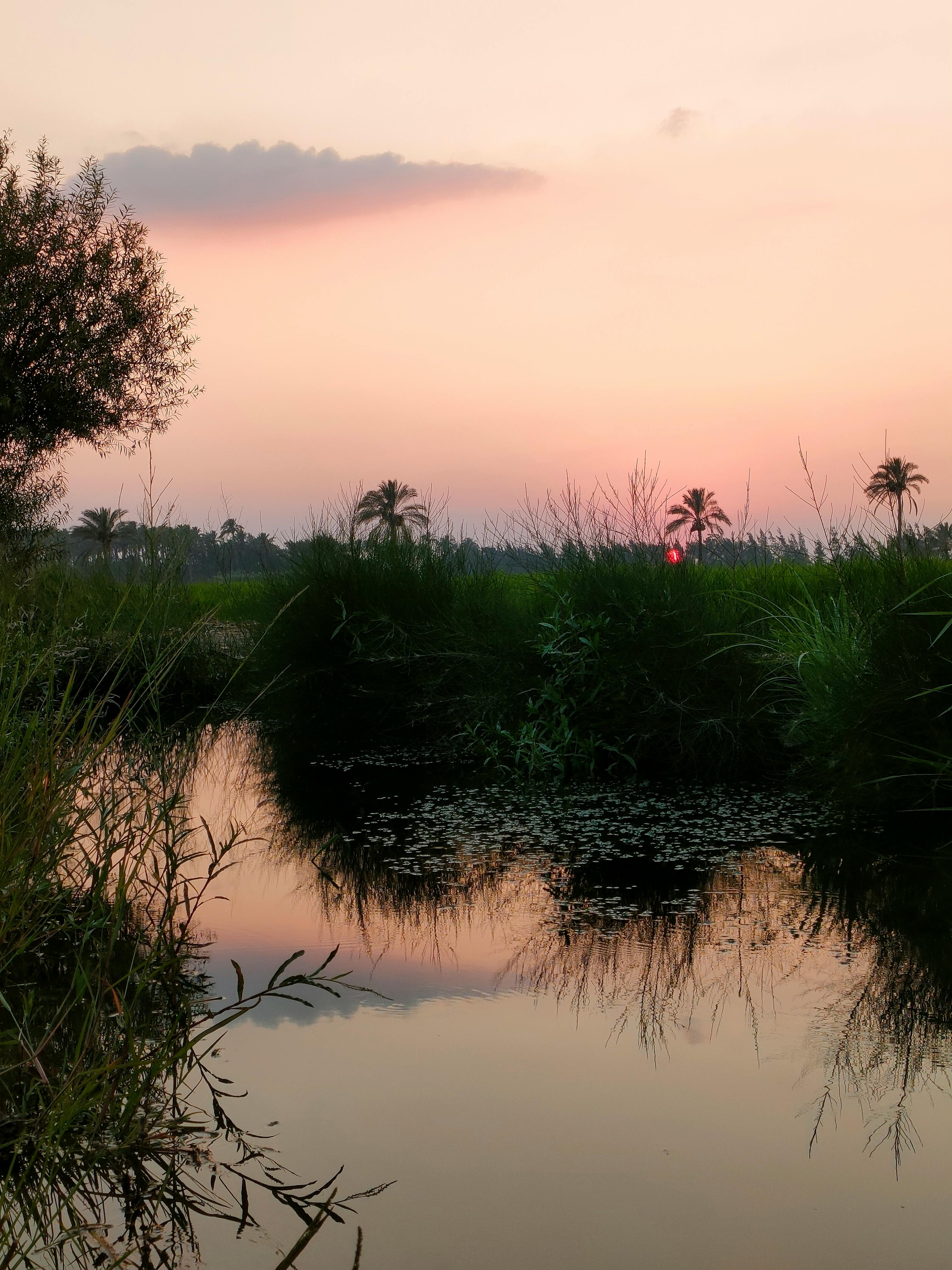 Sun Setting in Calm Still Water · Free Stock Photo