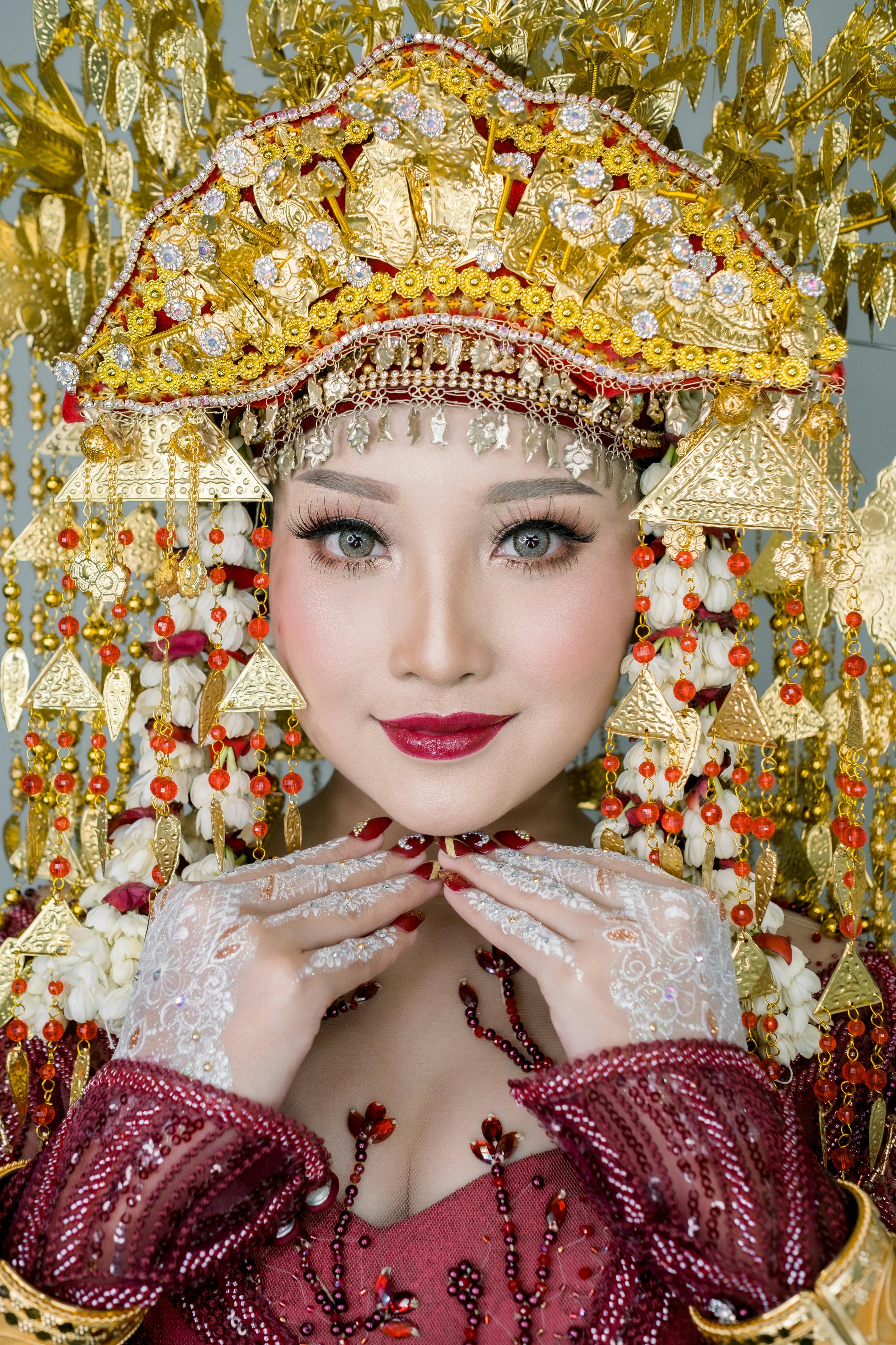 Indonesian Bride in Traditional Wedding Clothing and Jewelry · Free ...