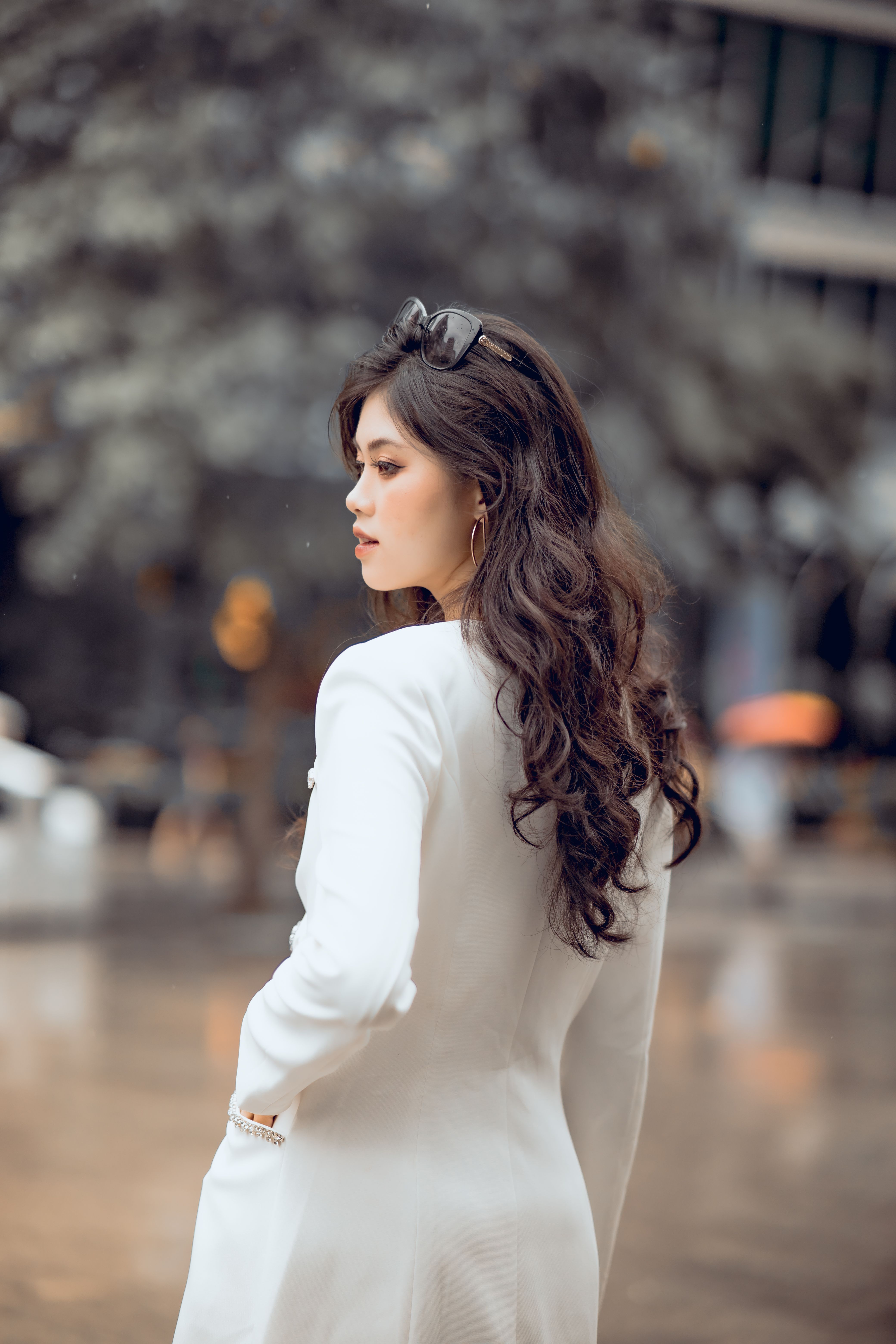 Back View of Woman in Jeans and with Flowers in Pocket · Free Stock Photo