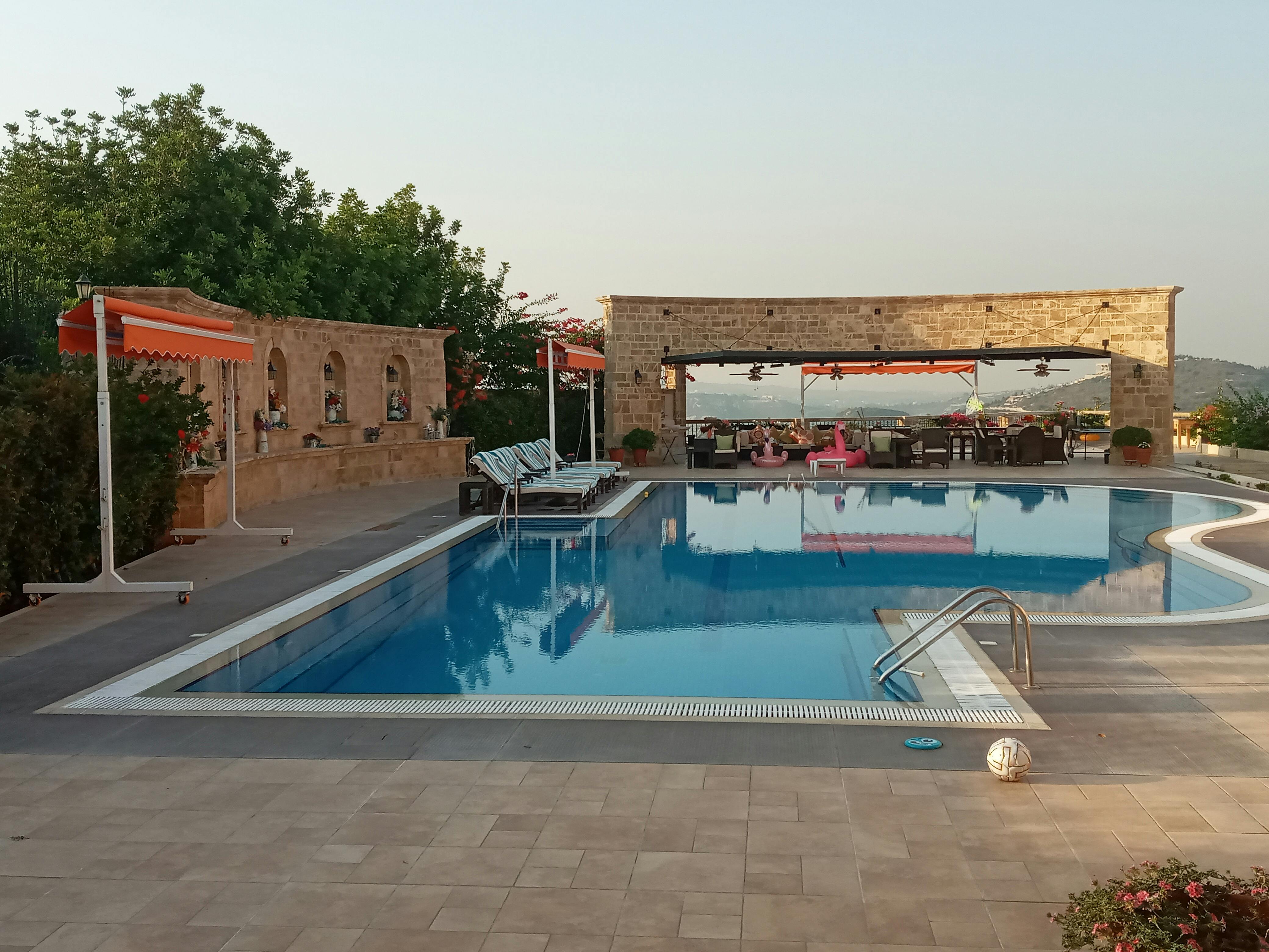 Luxury Outdoor Swimming Pool, and Horizon · Free Stock Photo