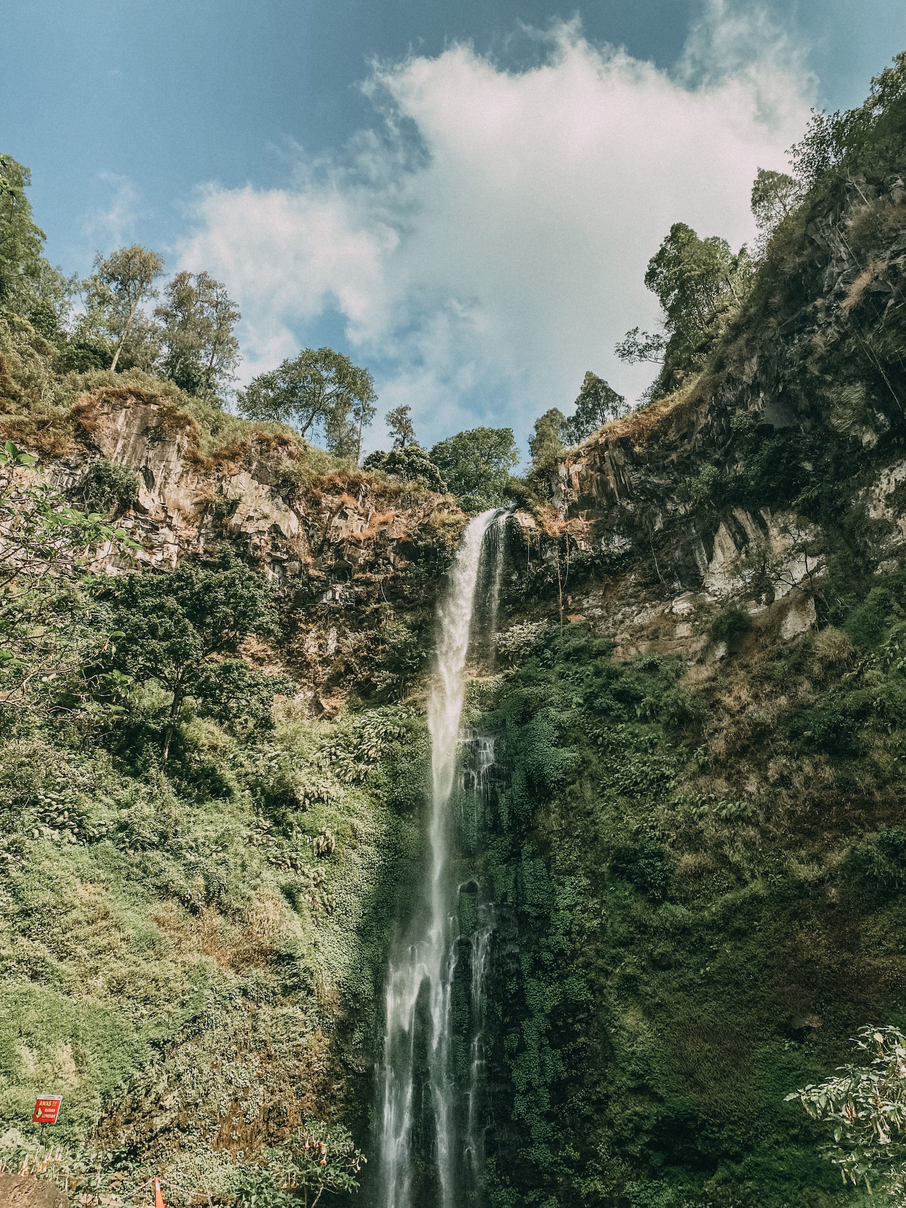 A View of a Beautiful Waterfall · Free Stock Photo