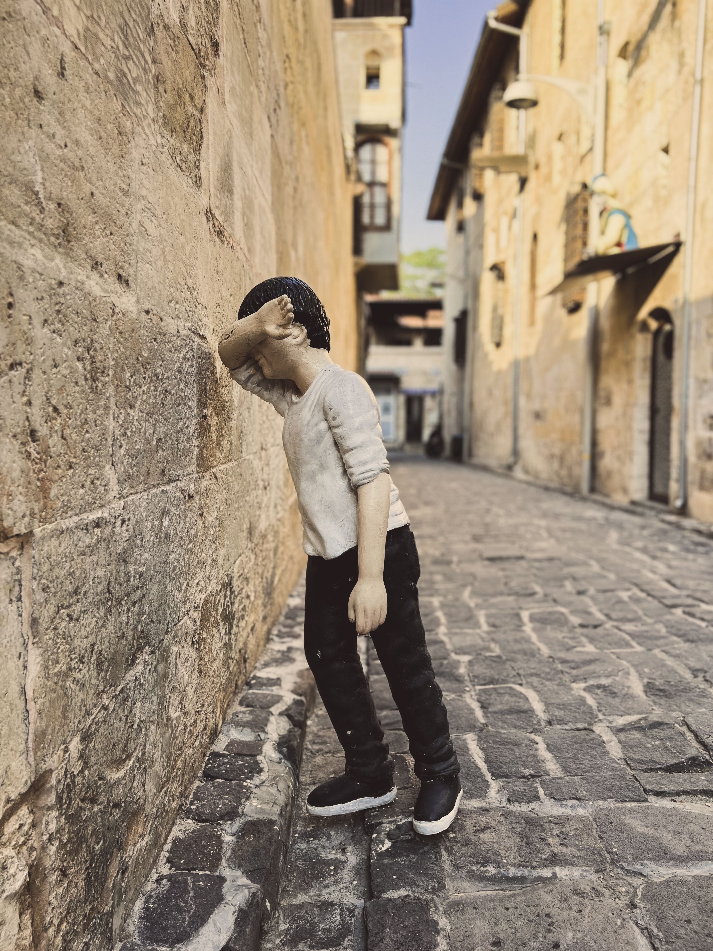 Statue of a Boy on an Alley · Free Stock Photo