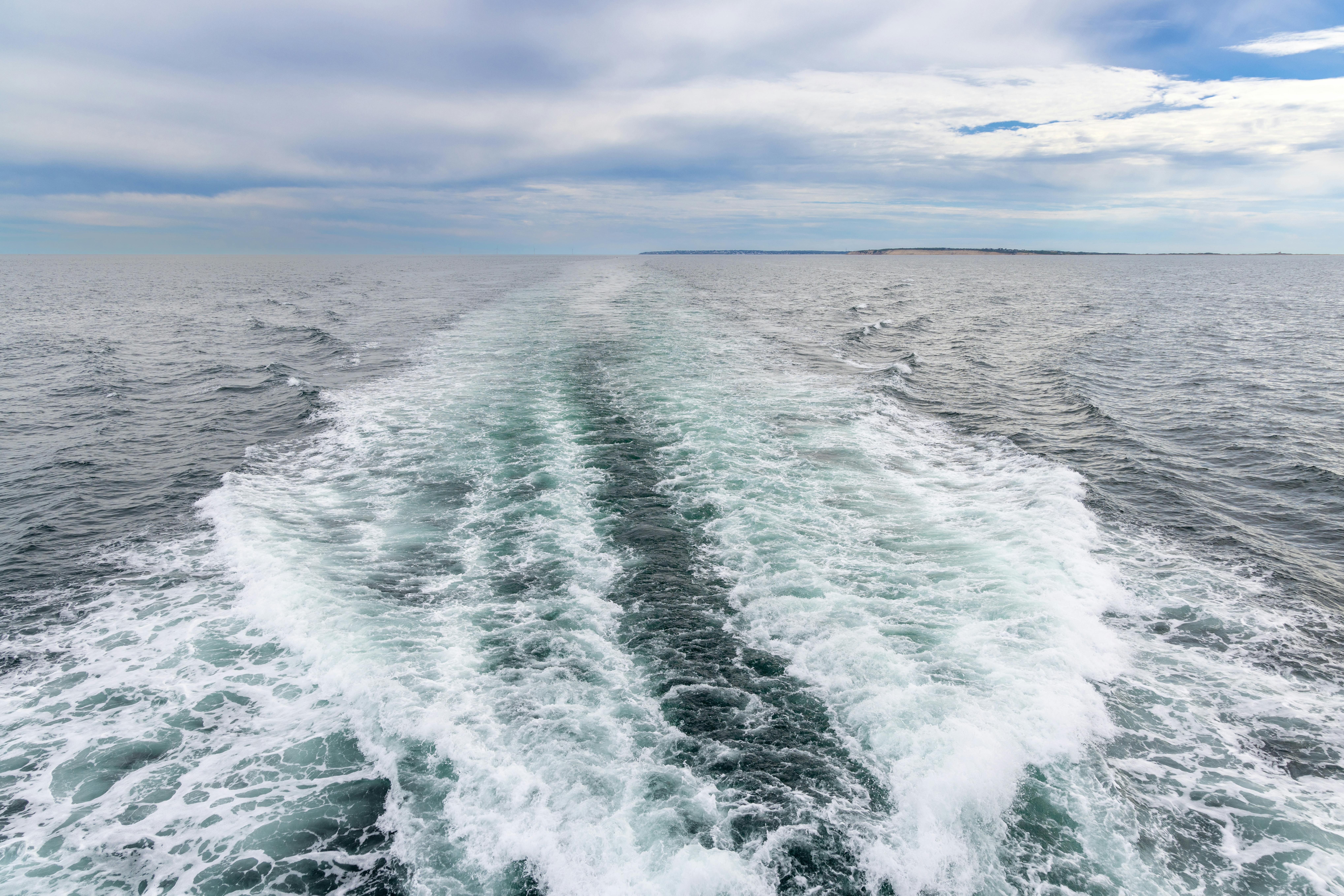 An Ocean Waves Crashing Under the Cloudy Sky · Free Stock Photo