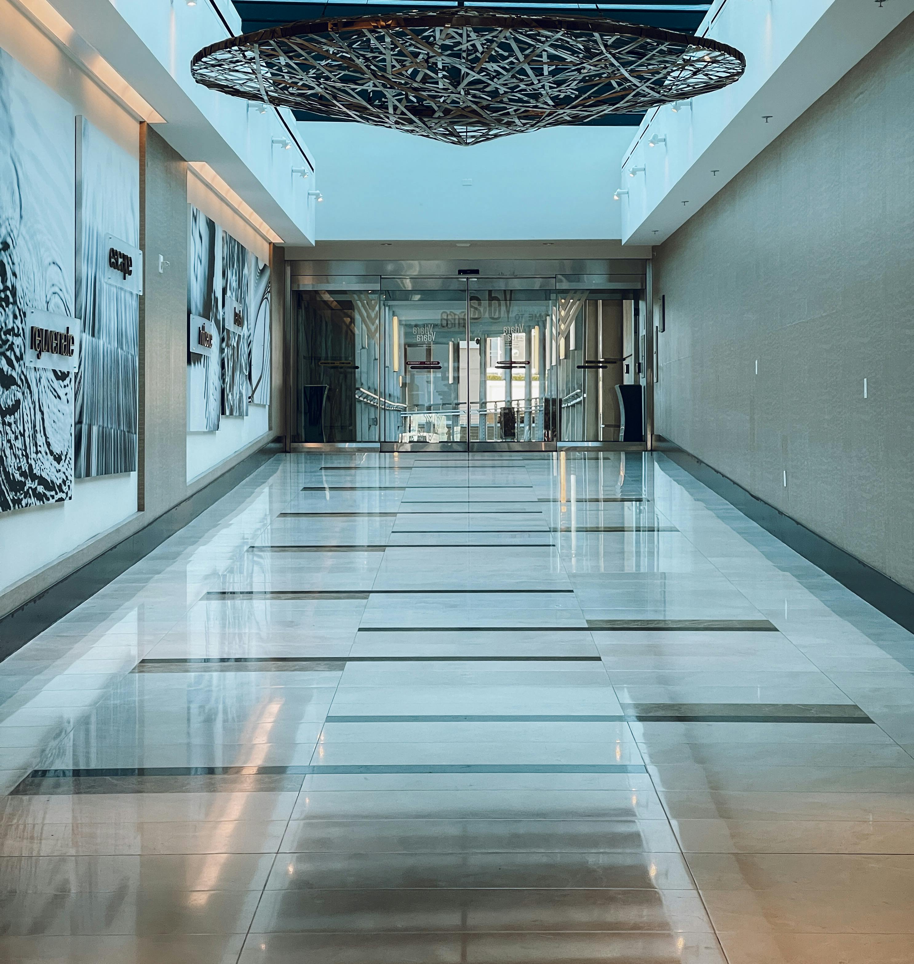 Corridor with Reflecting Floor in Perspective · Free Stock Photo