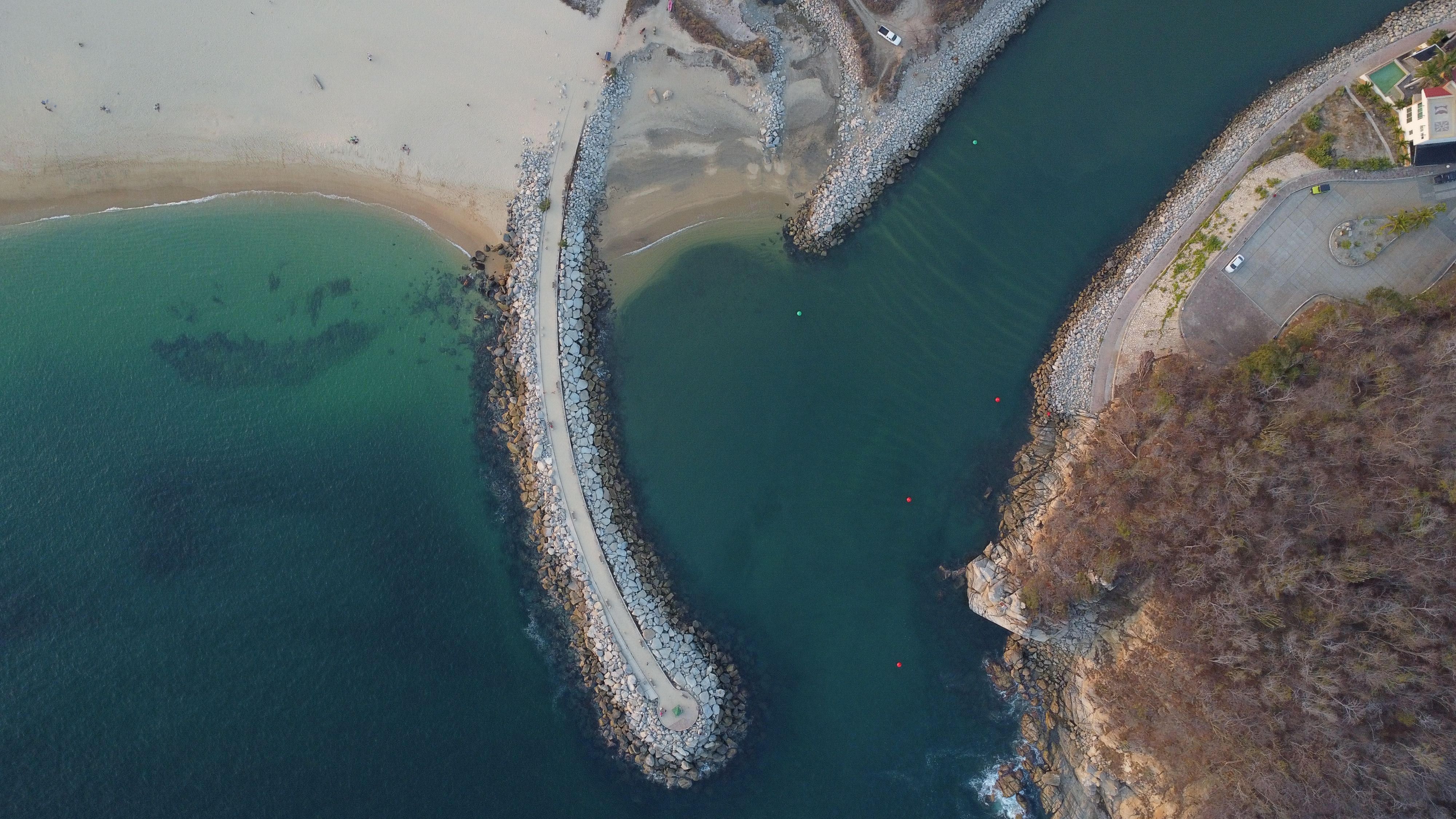 Top View Photo of Rocky Shore · Free Stock Photo