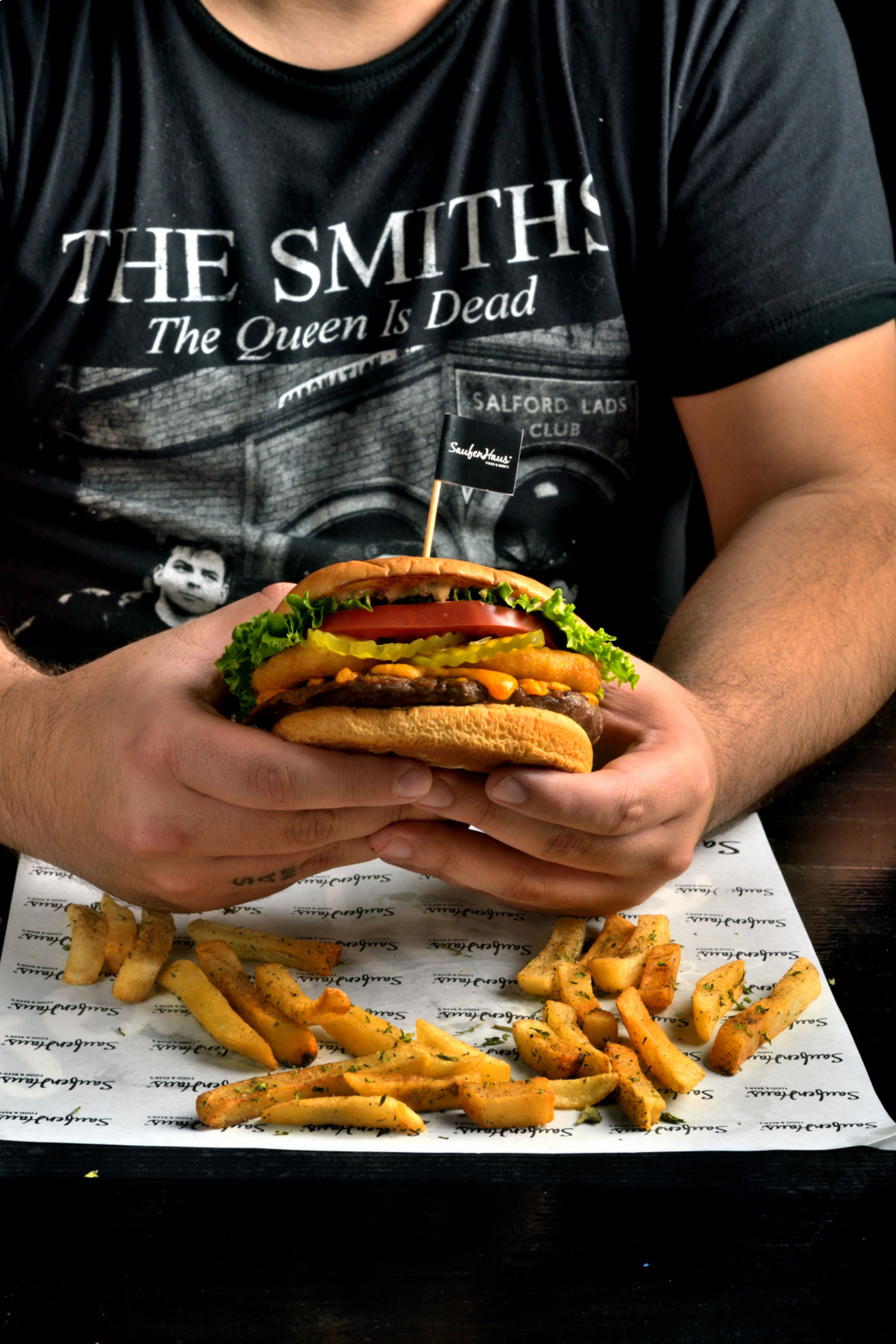 Close-Up Shot of a Delicious Hamburger · Free Stock Photo