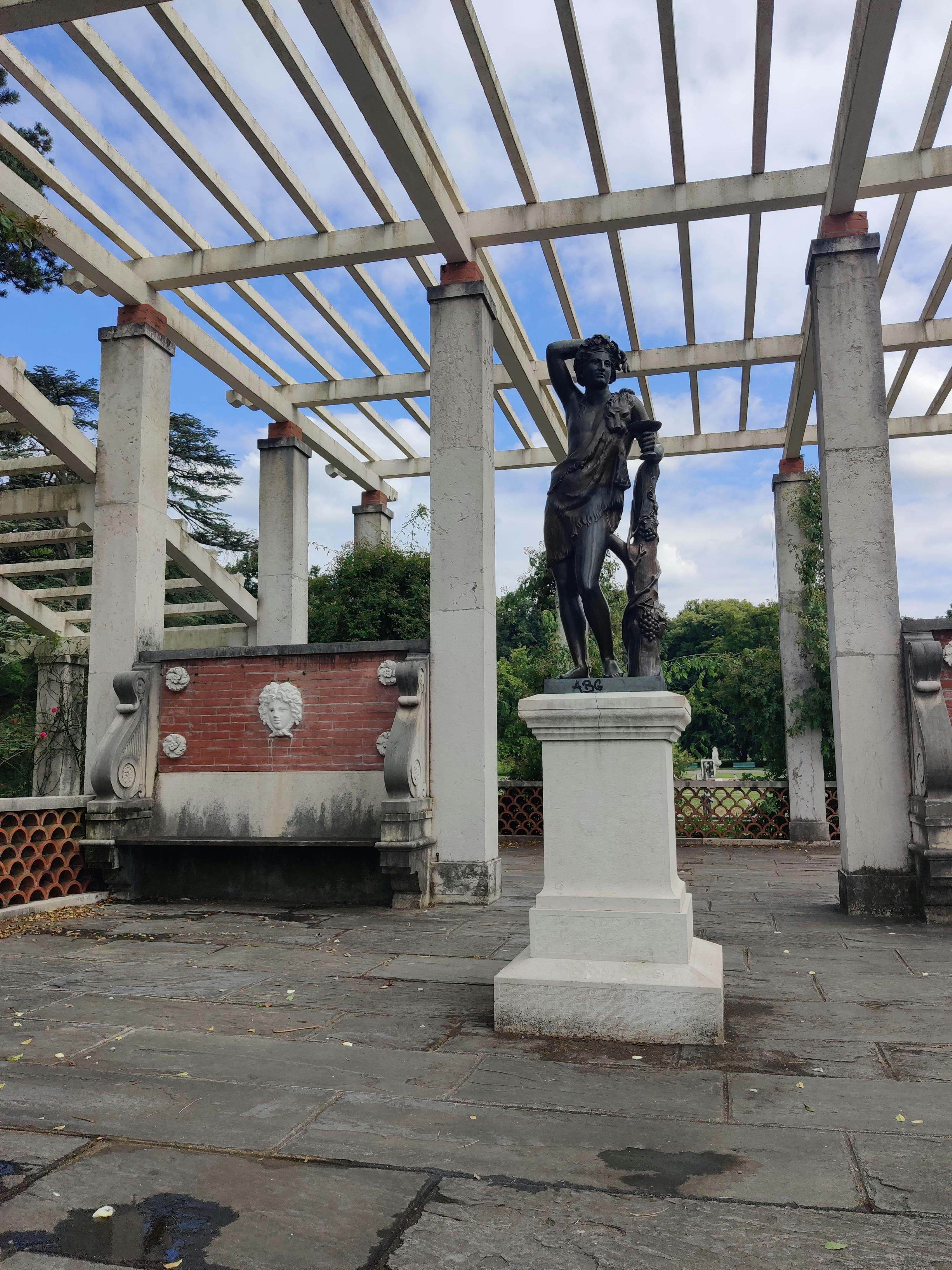 Bronze Statue in Abandoned Patio · Free Stock Photo