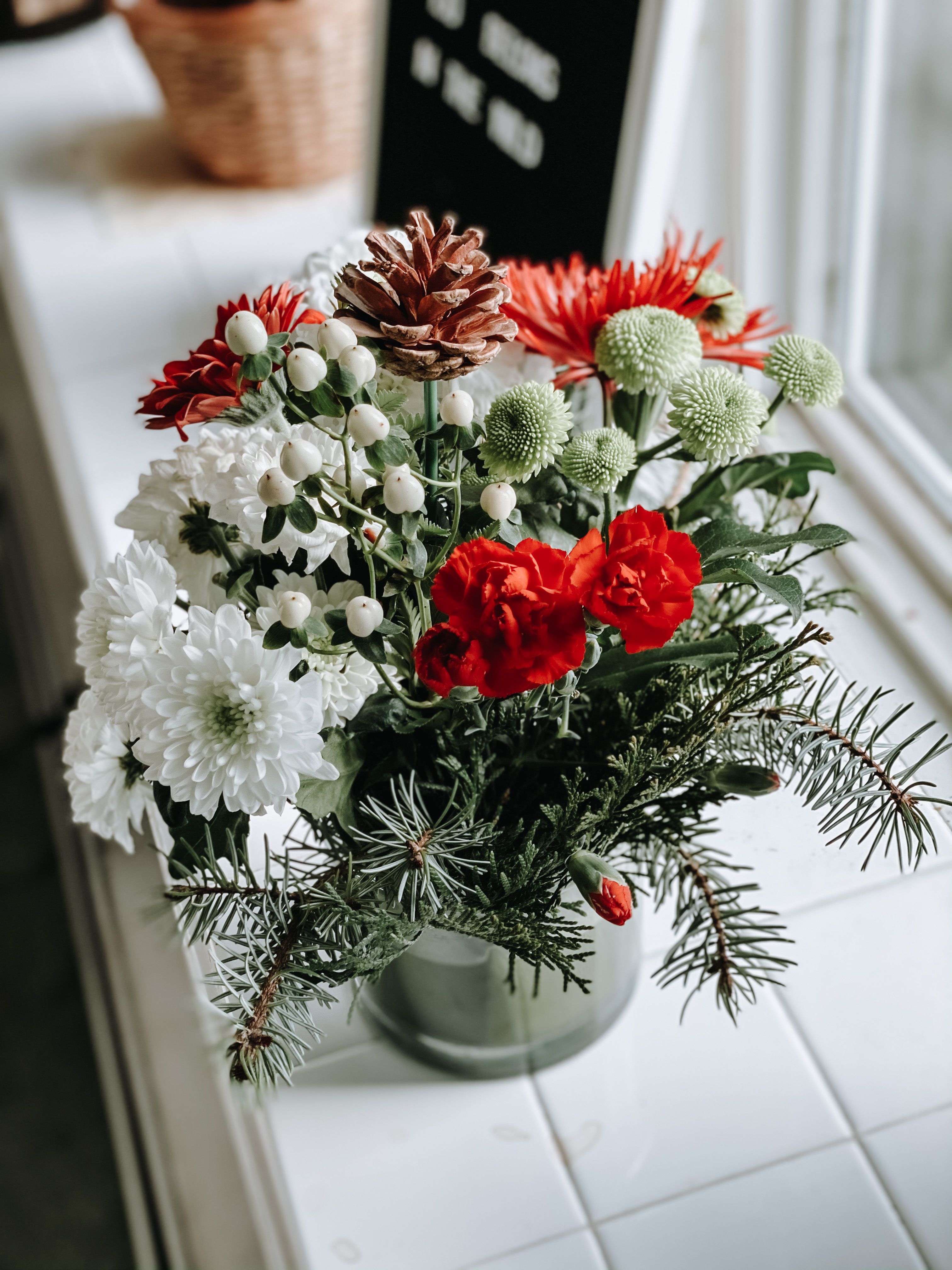 Close-Up Shot of a Flower Vase · Free Stock Photo