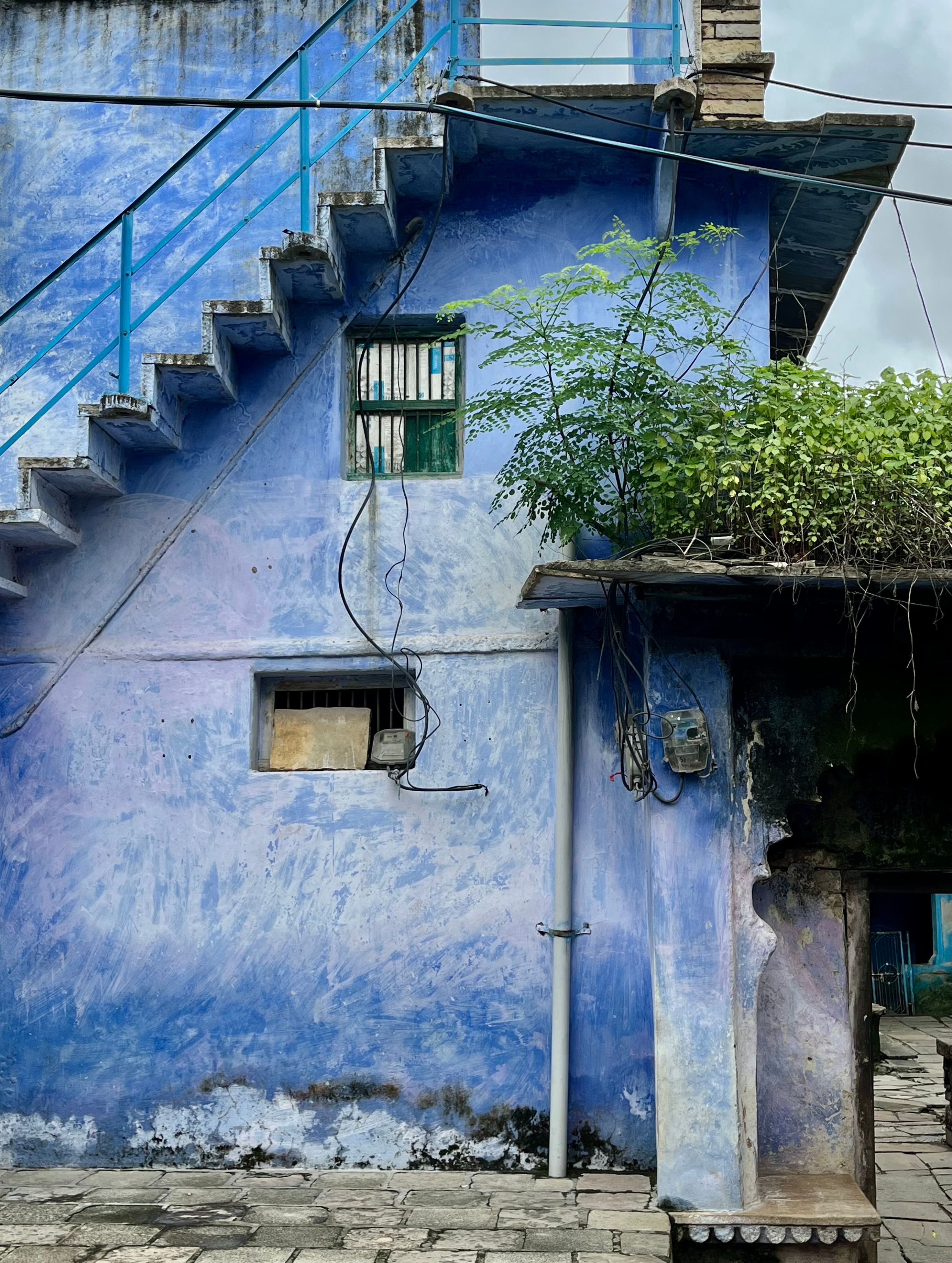 Shabby Blue Concrete House · Free Stock Photo
