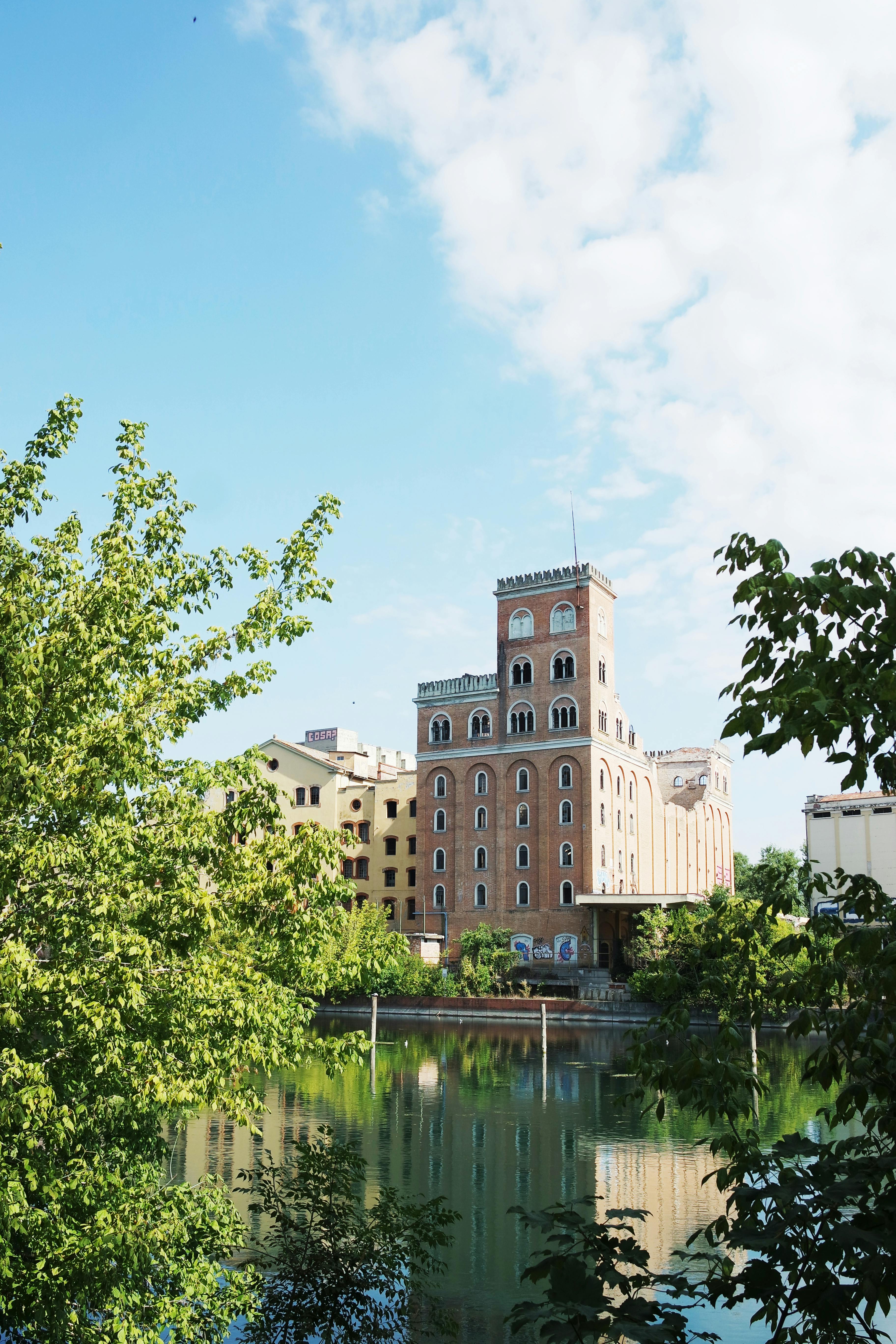 Old Building in front of a Lake · Free Stock Photo