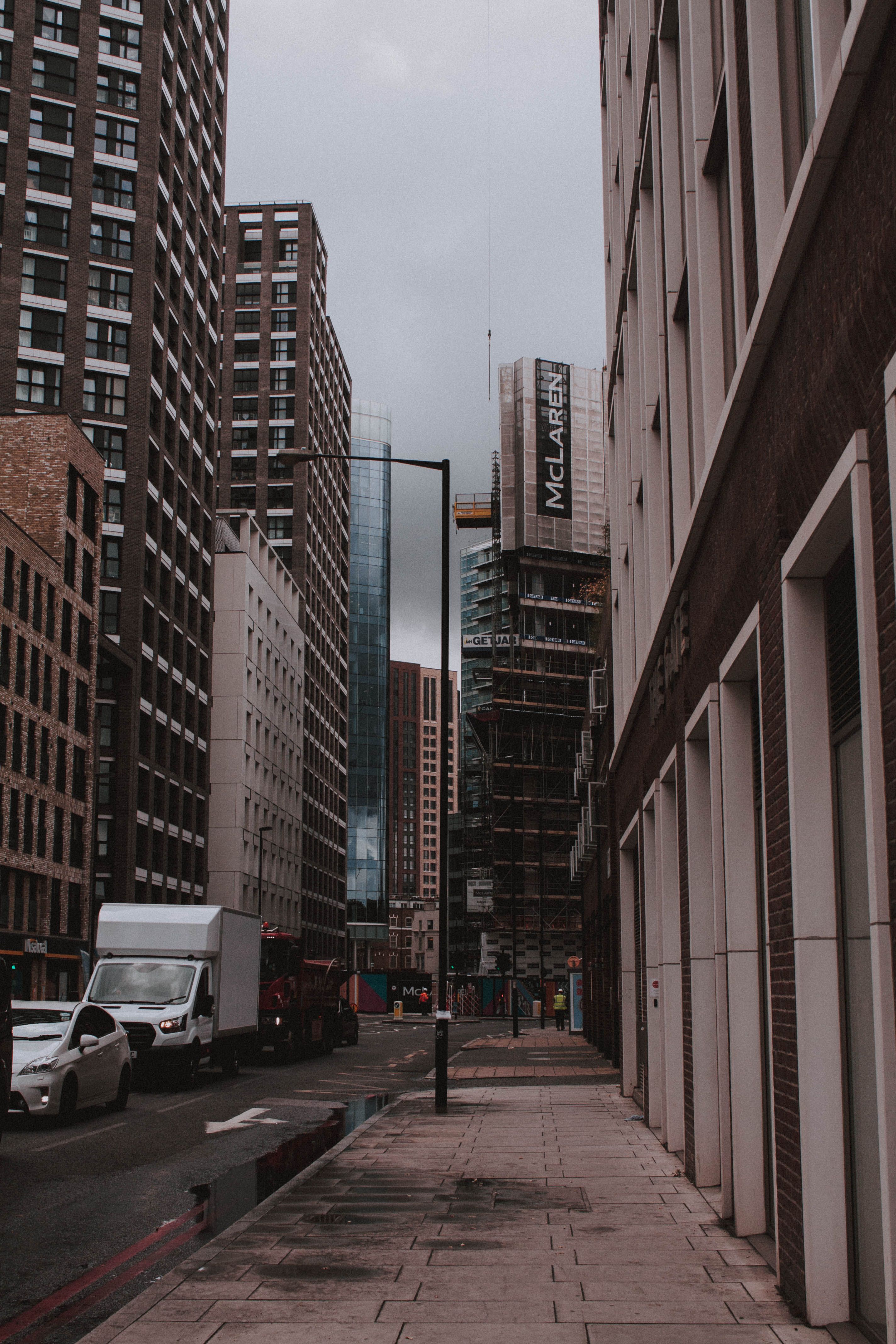 Sidewalk near Buildings · Free Stock Photo