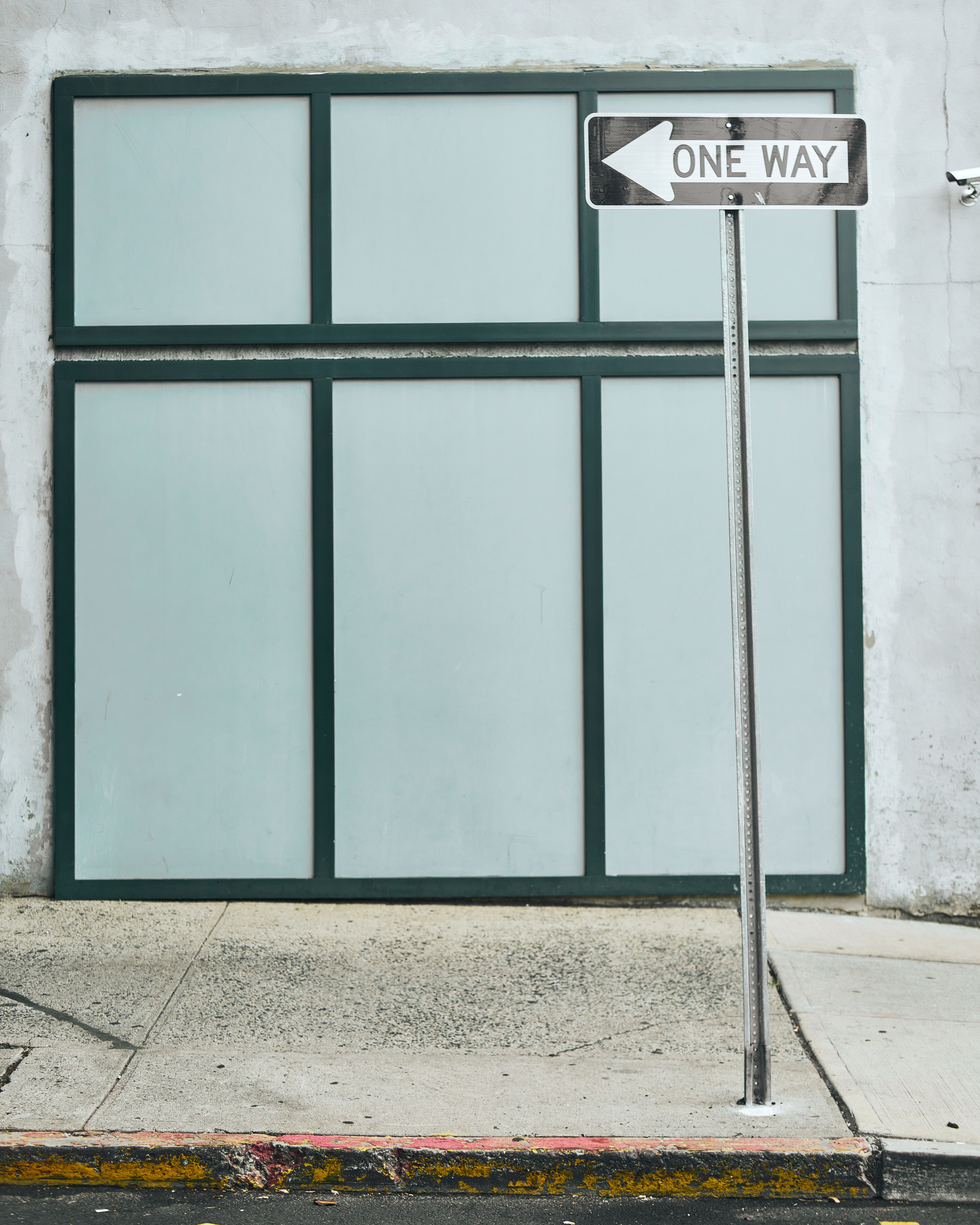 A One Way and Do Not Enter Signs Posted on a Pole · Free Stock Photo