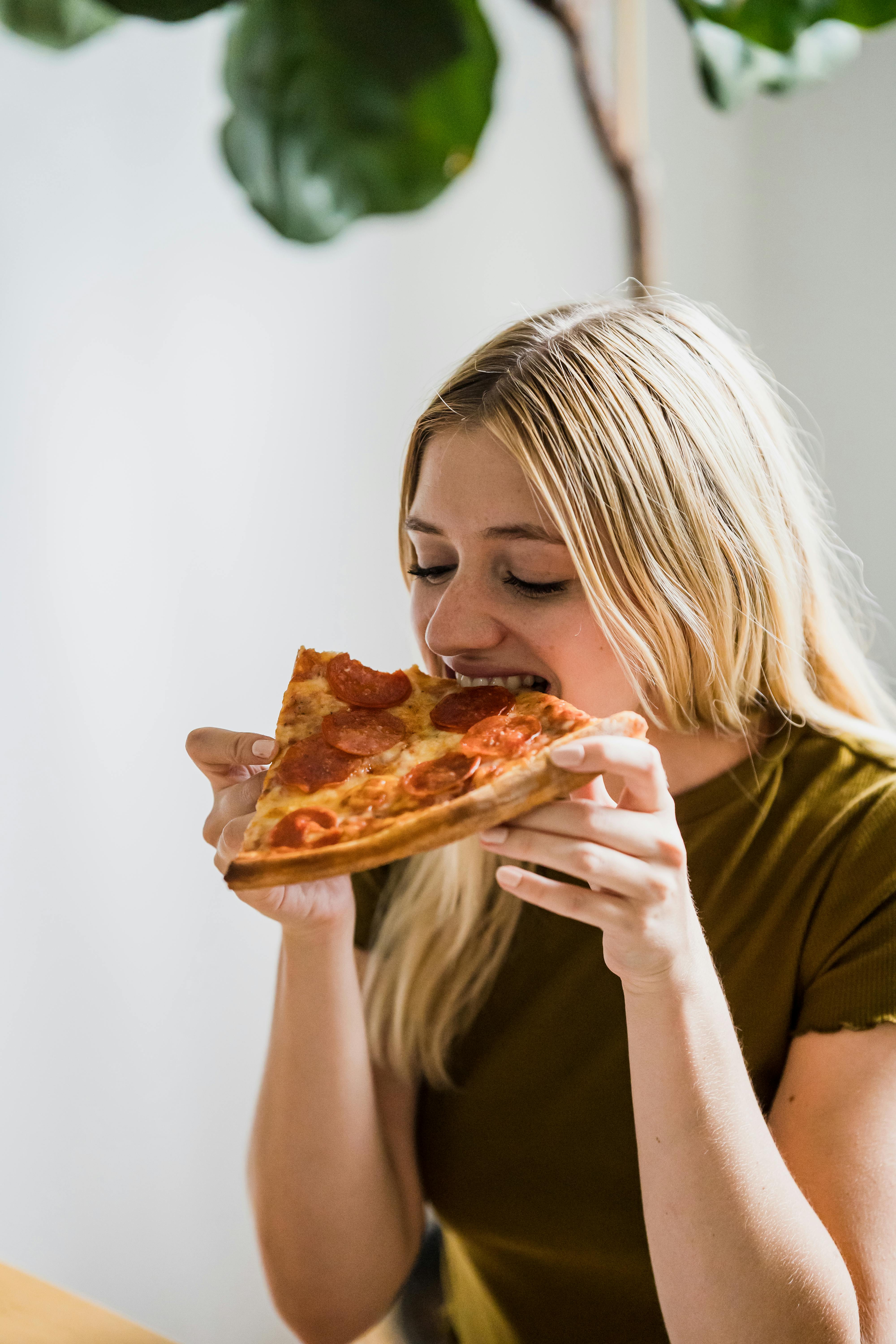 People Eating Pizza Photos, Download The BEST Free People Eating Pizza ...