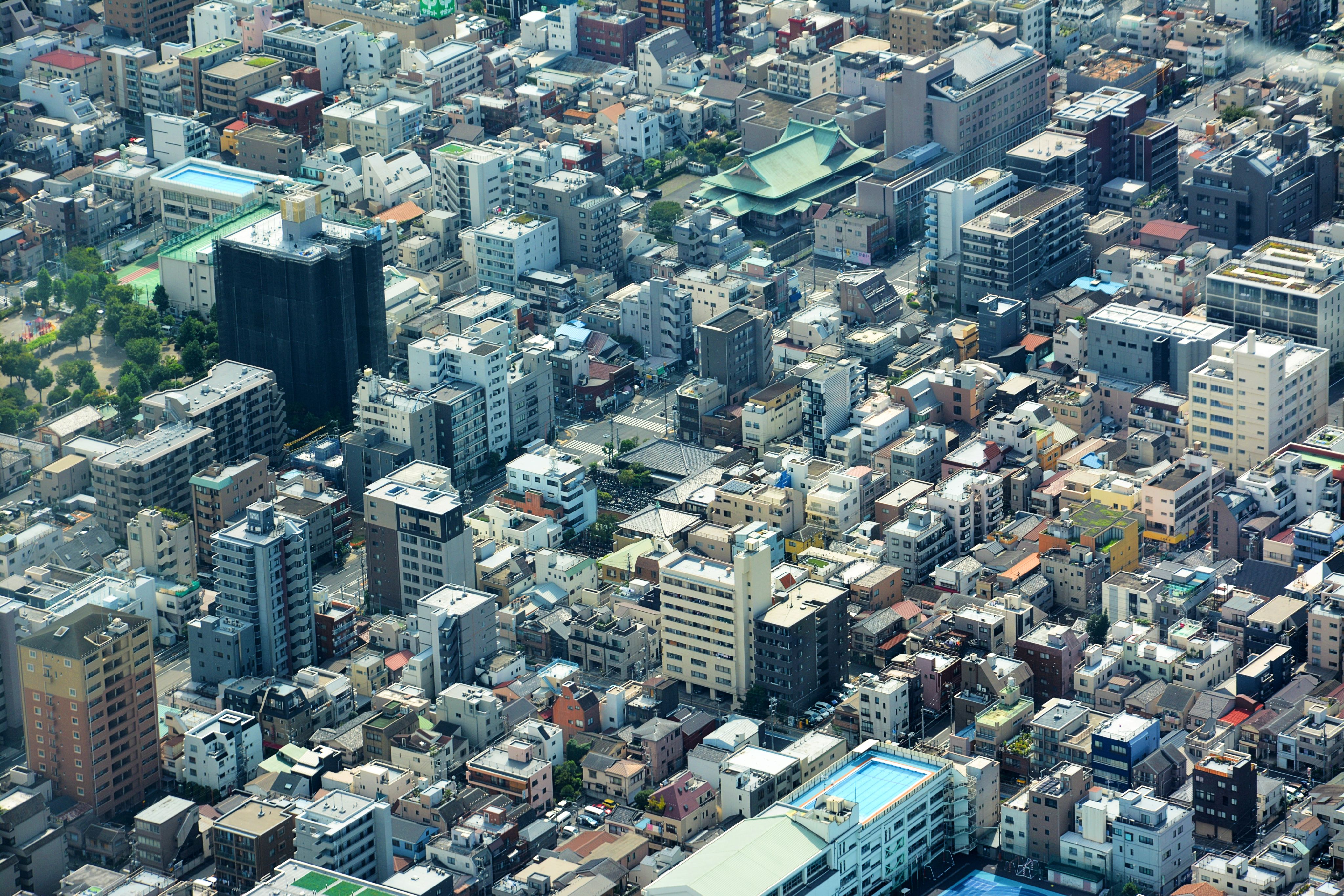 Modern Glass Skyscraper in Urban Japan · Free Stock Photo