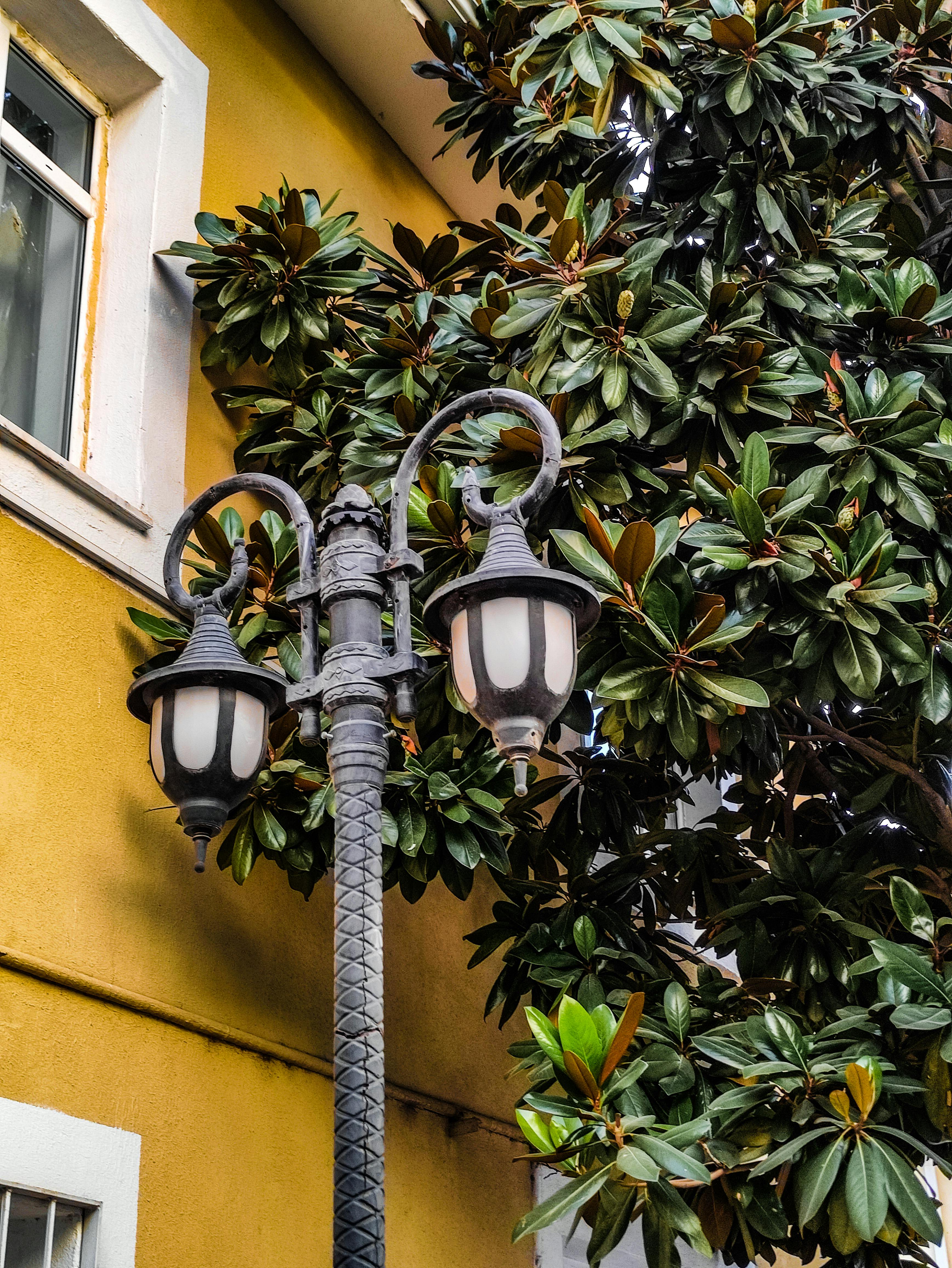 Street Light near Yellow Building · Free Stock Photo