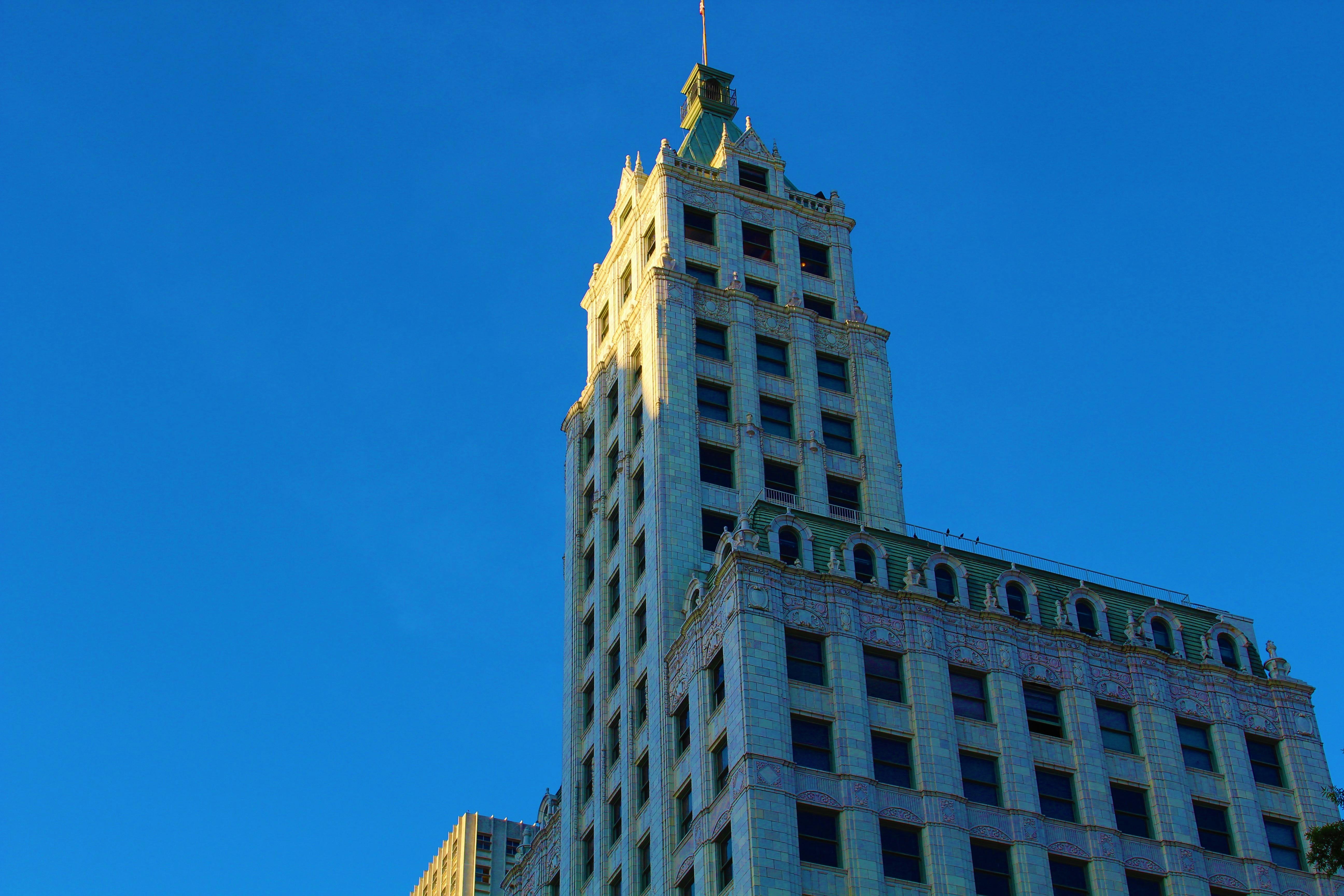 Lincoln American Tower Under Blue Sky · Free Stock Photo