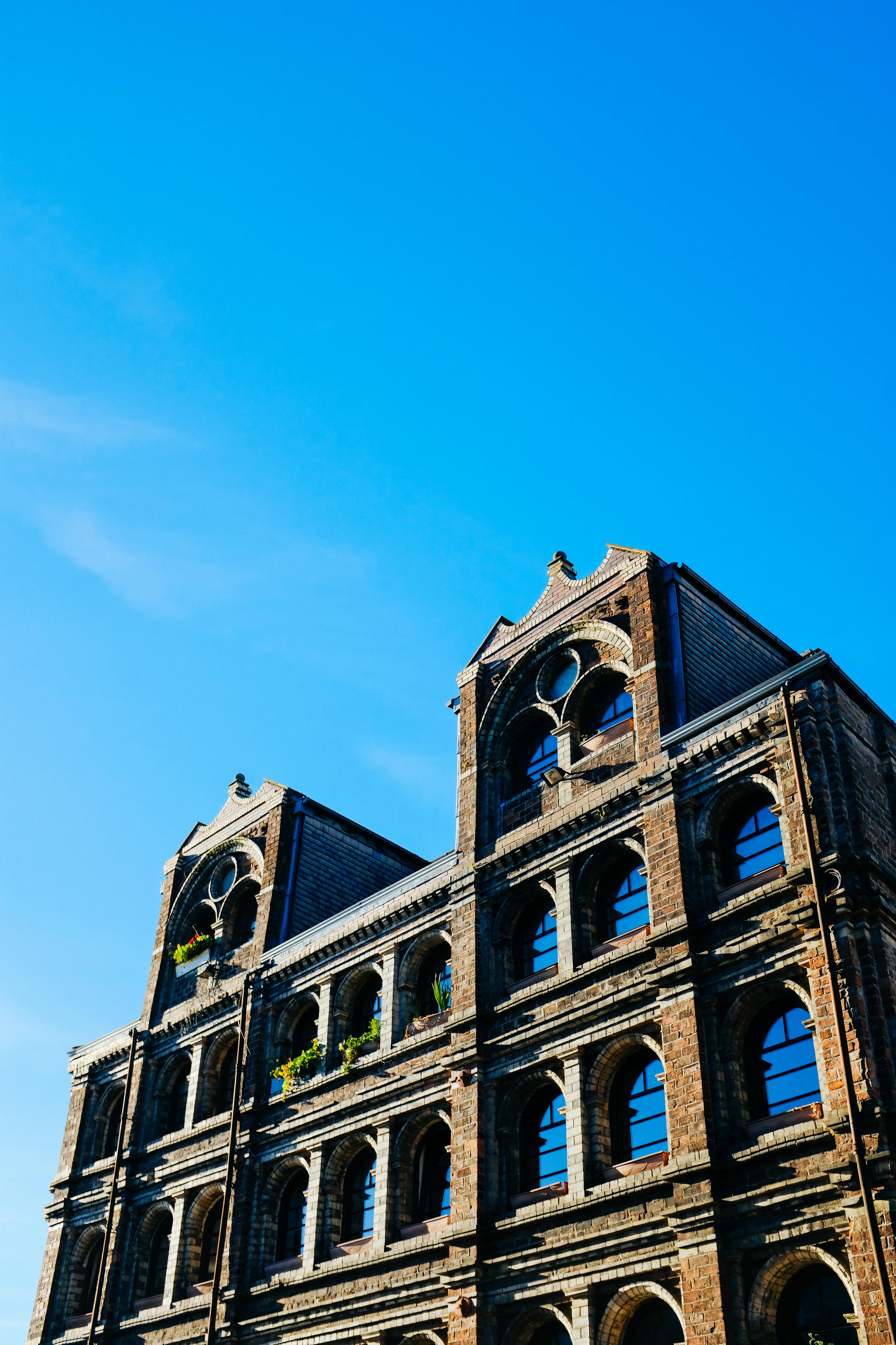 Arched Window of a Brock Building · Free Stock Photo