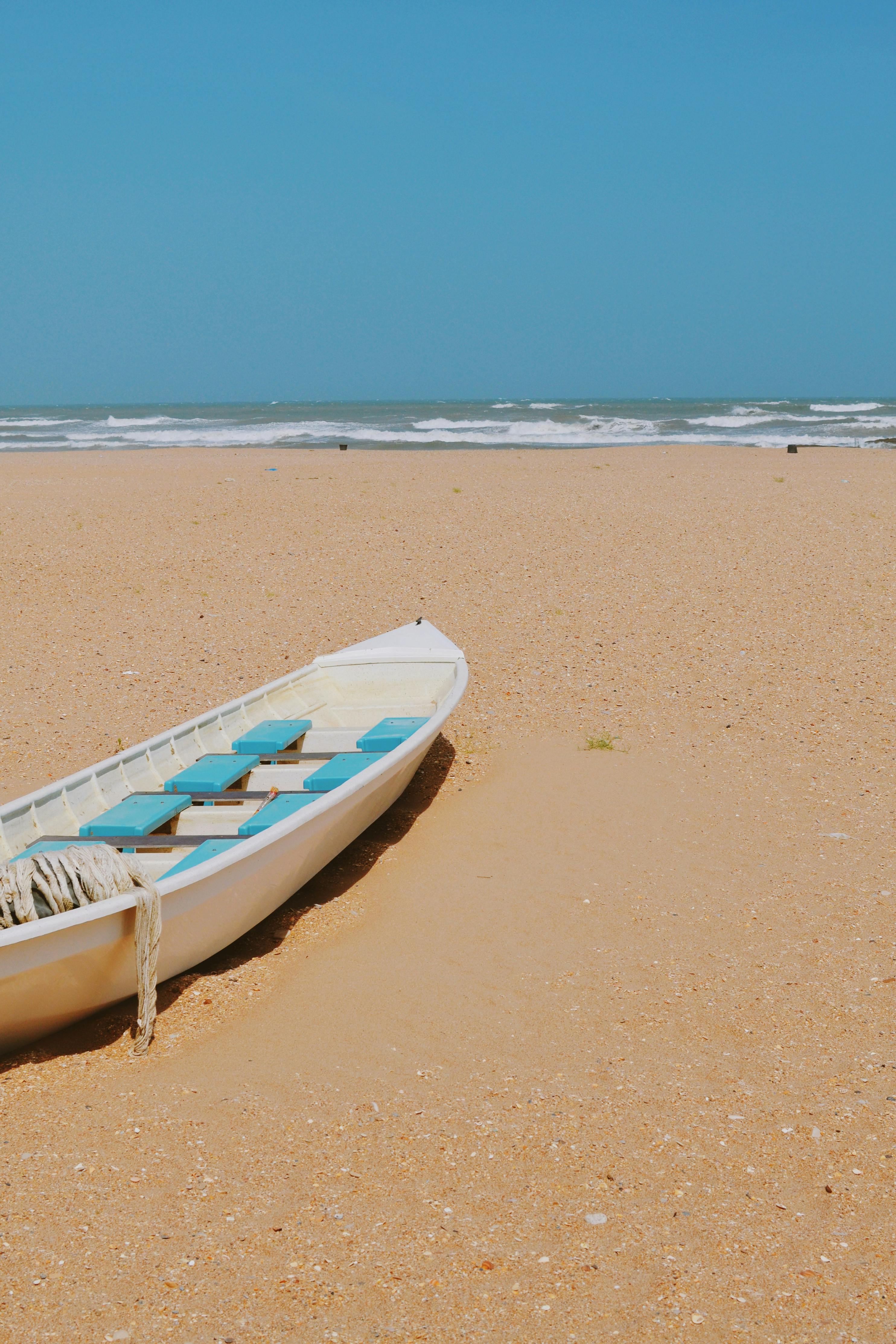 Boat on Shore · Free Stock Photo
