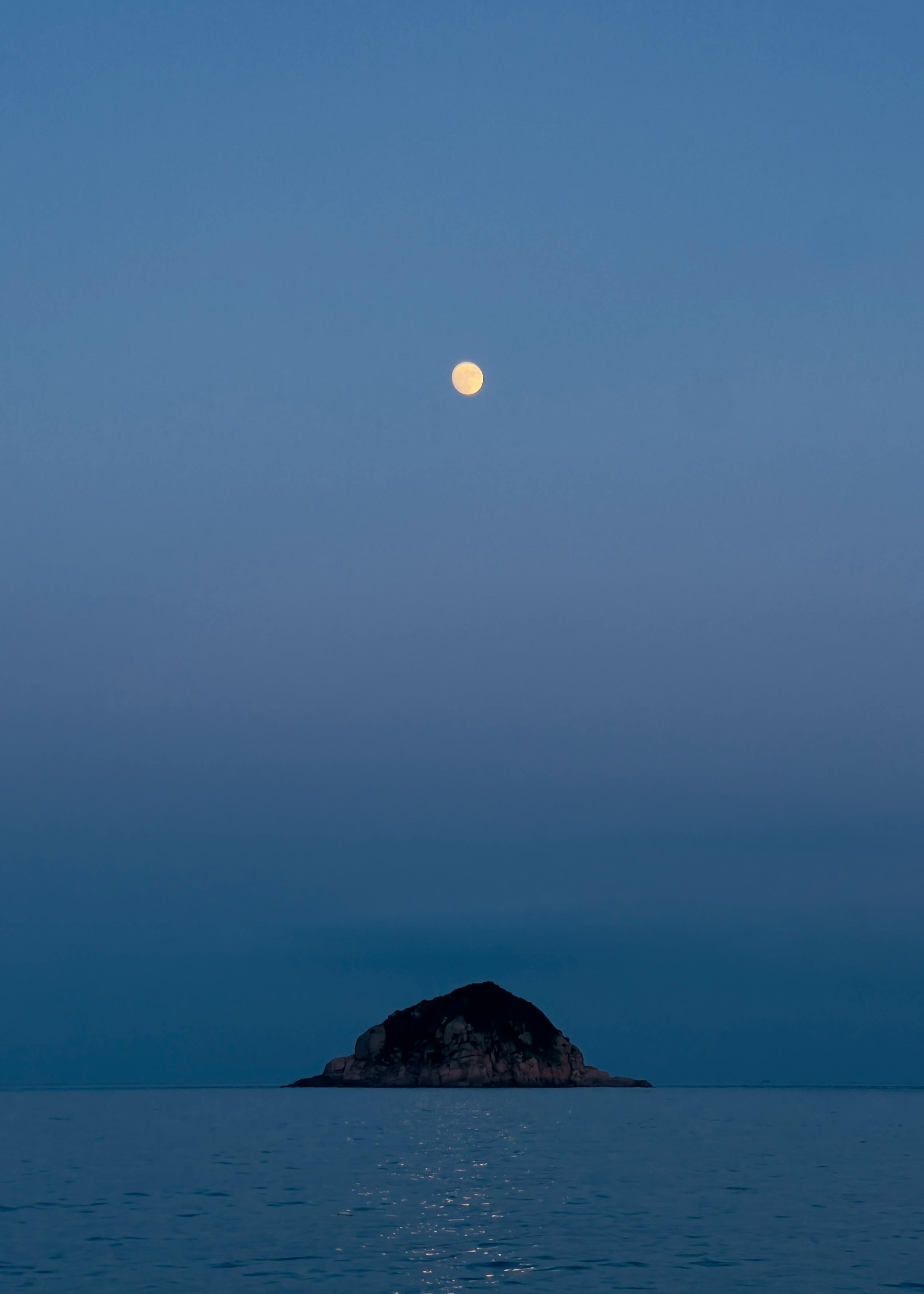 Moon Light Reflection on Sea · Free Stock Photo